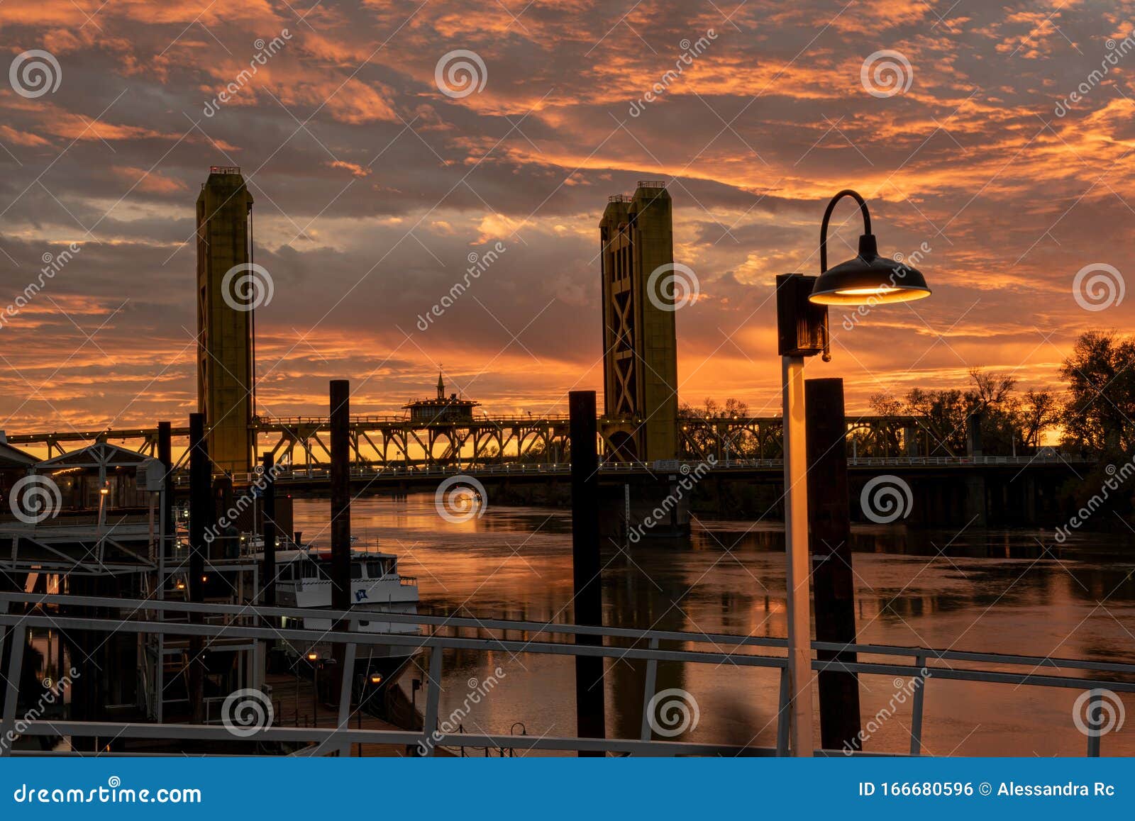 Tower Bridge in the sunset editorial photo. Image of hour - 166680596
