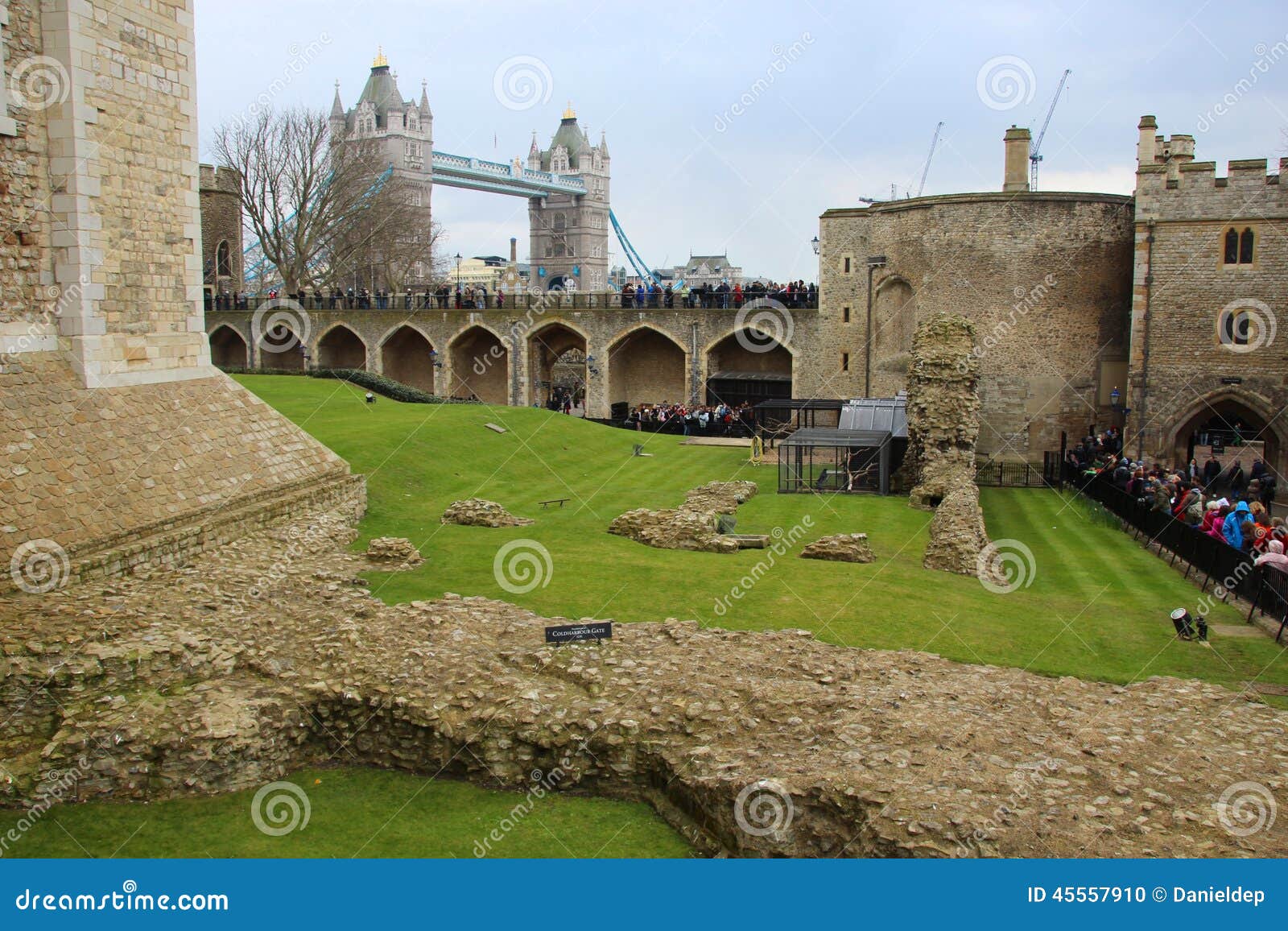 Tower Bridge and Tower of London Editorial Image - Image of castle ...