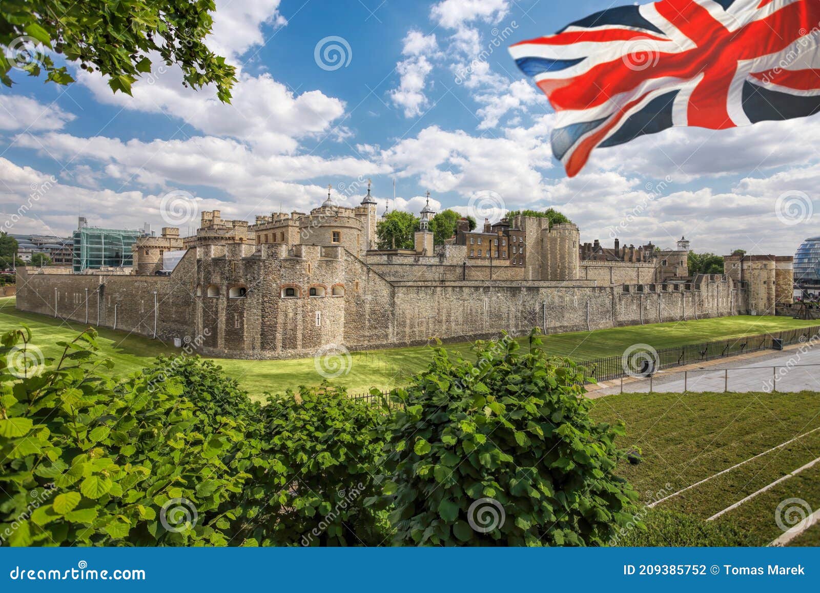 Tower of London with Flag of England in London, Tower Hill, UK Stock ...