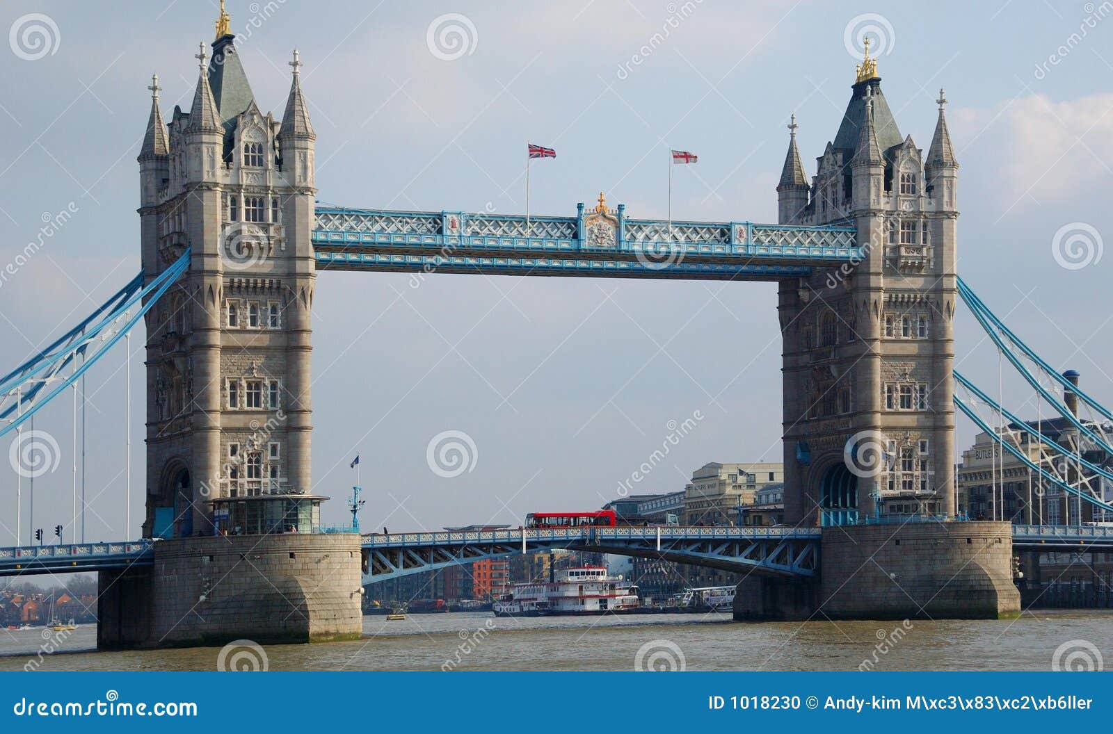 Towerbridge & red bus stock photo. Image of attraction - 1018230