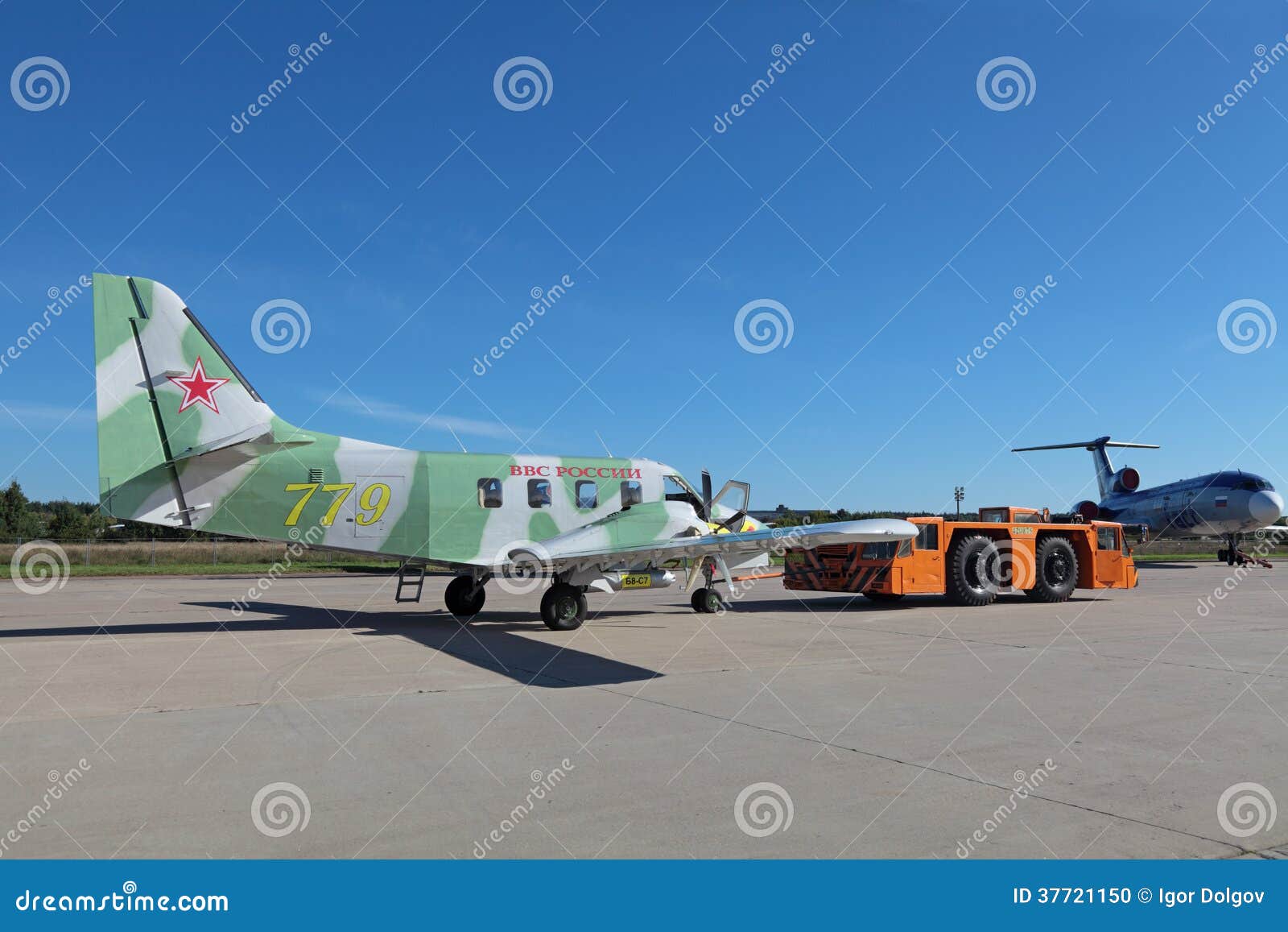 Towing aircraft editorial image. Image of airdrome, exhibition - 37721150