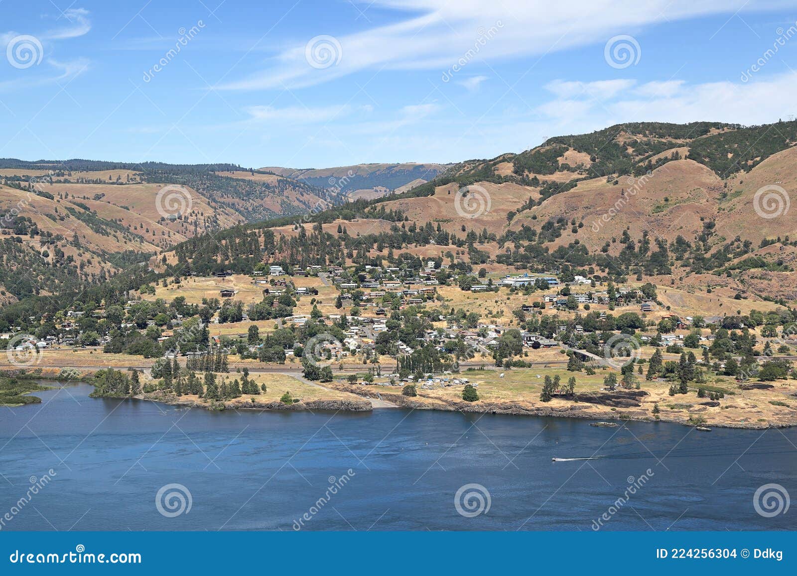 The Town of Lyle on the Columbia River, Washington. Stock Photo - Image ...