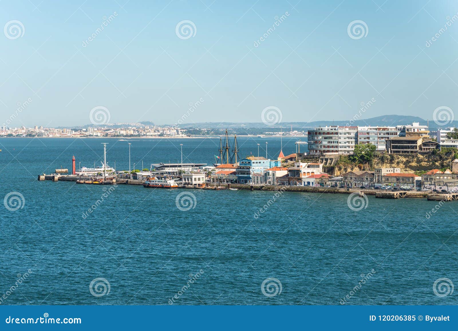 Townscape De Cacilhas, Portugal Imagem Editorial - Imagem de cityscape ...