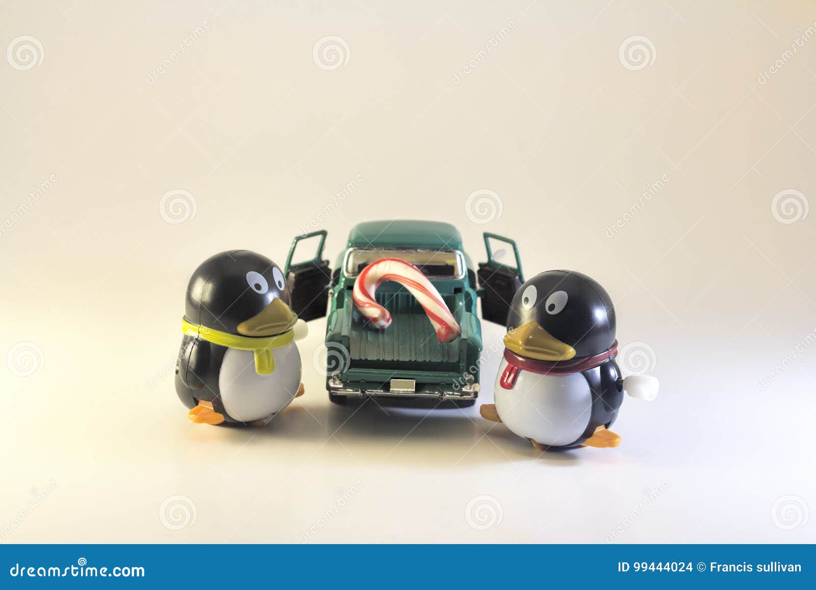 Toy Penguins Loading Candy Cane Op Vrachtwagen Stock Foto - Image of ...