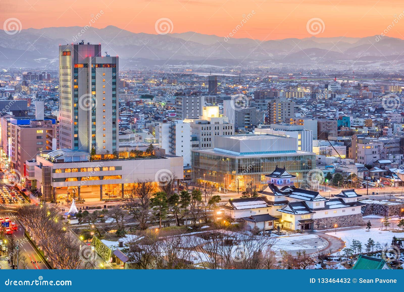 Toyama Stad, Japan I Stadens Centrum Horisont Arkivfoto - Bild av ...