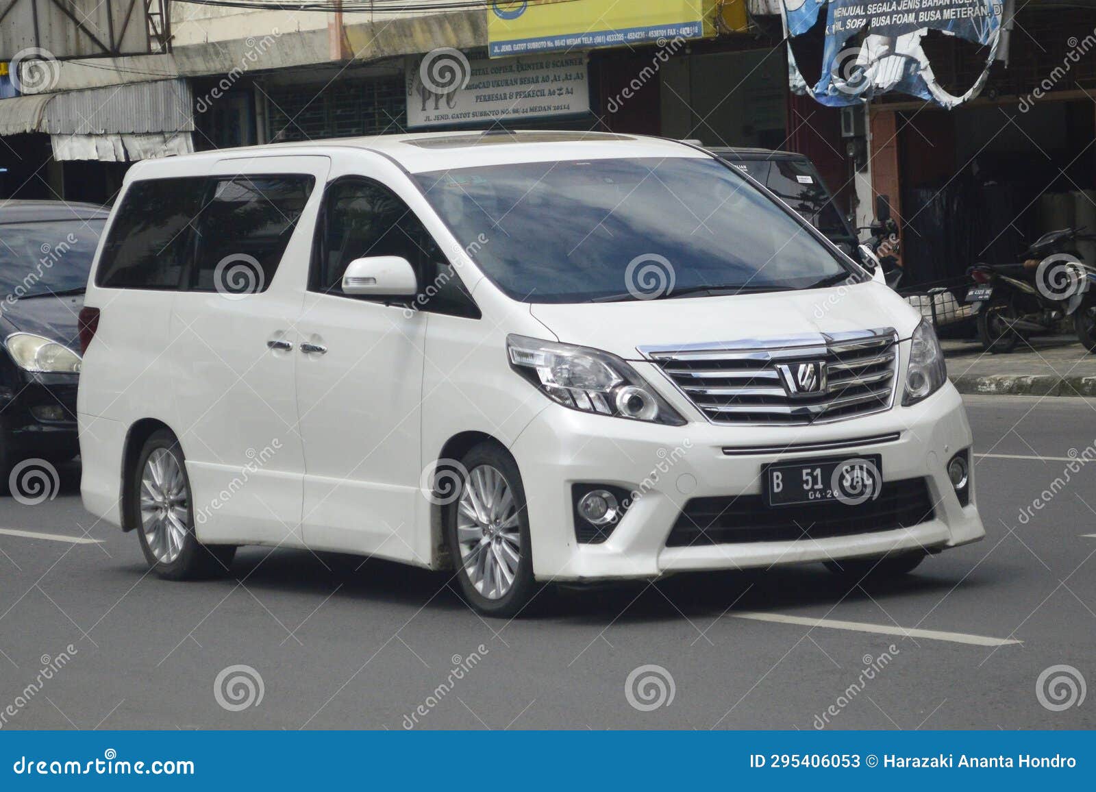 Toyota Alphard AH20 editorial stock photo. Image of drive - 295406053