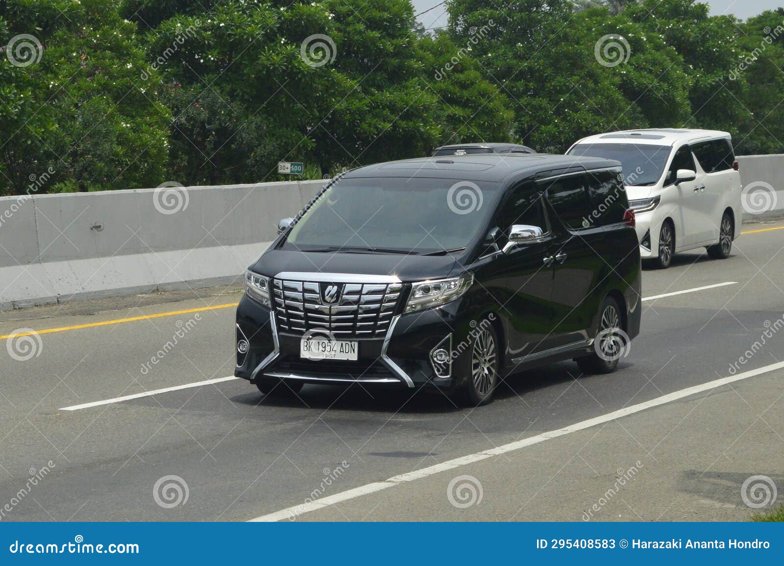 Toyota Alphard G AH30 editorial stock photo. Image of white - 295408583