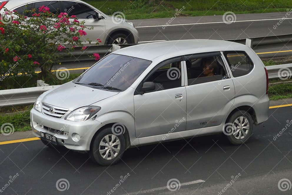 Toyota Avanza E 2005 editorial photography. Image of volkswagen - 284646602