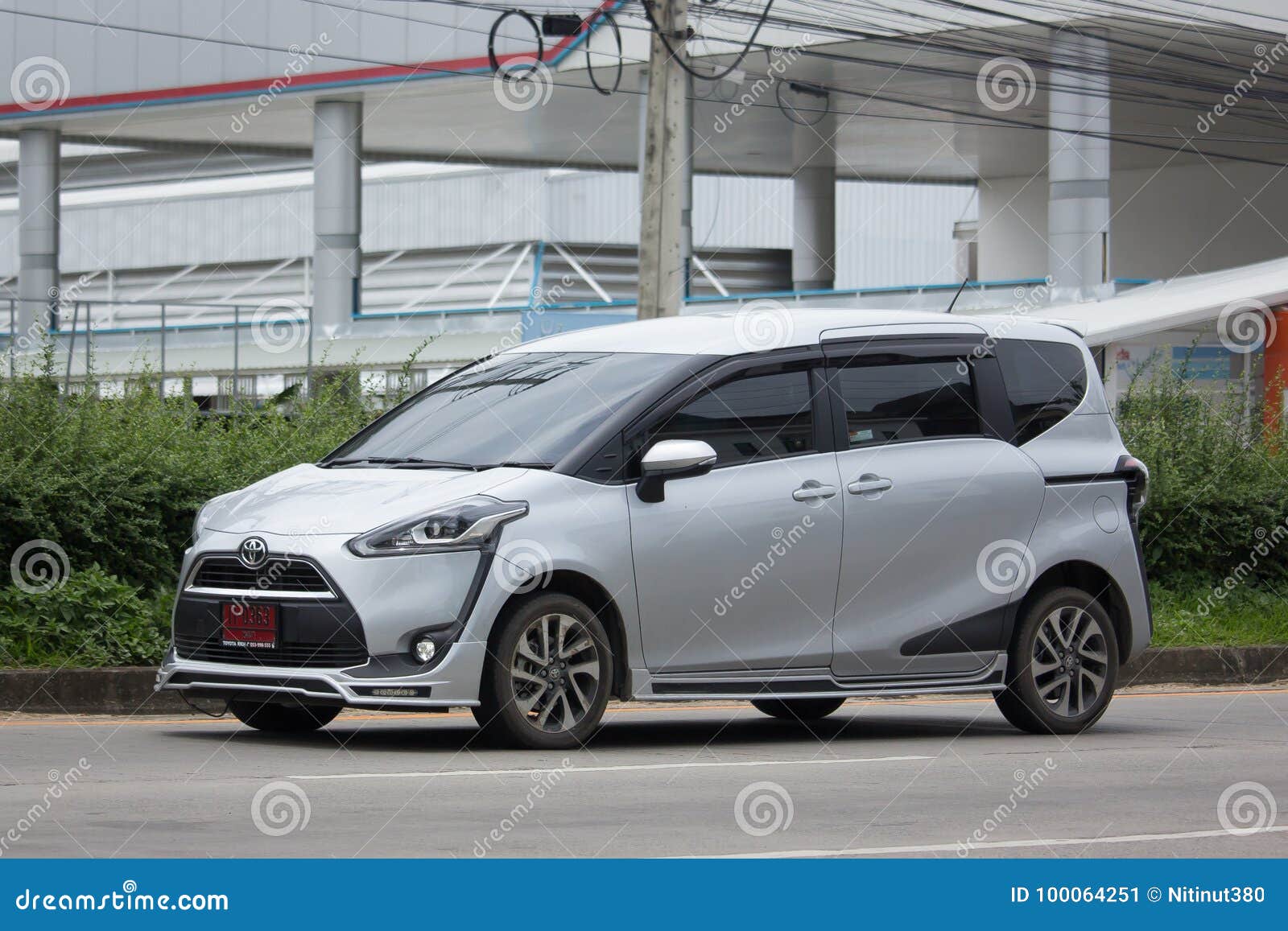 Toyota Sienta mini MPV Van foto editorial. Imagen de motor - 100064251