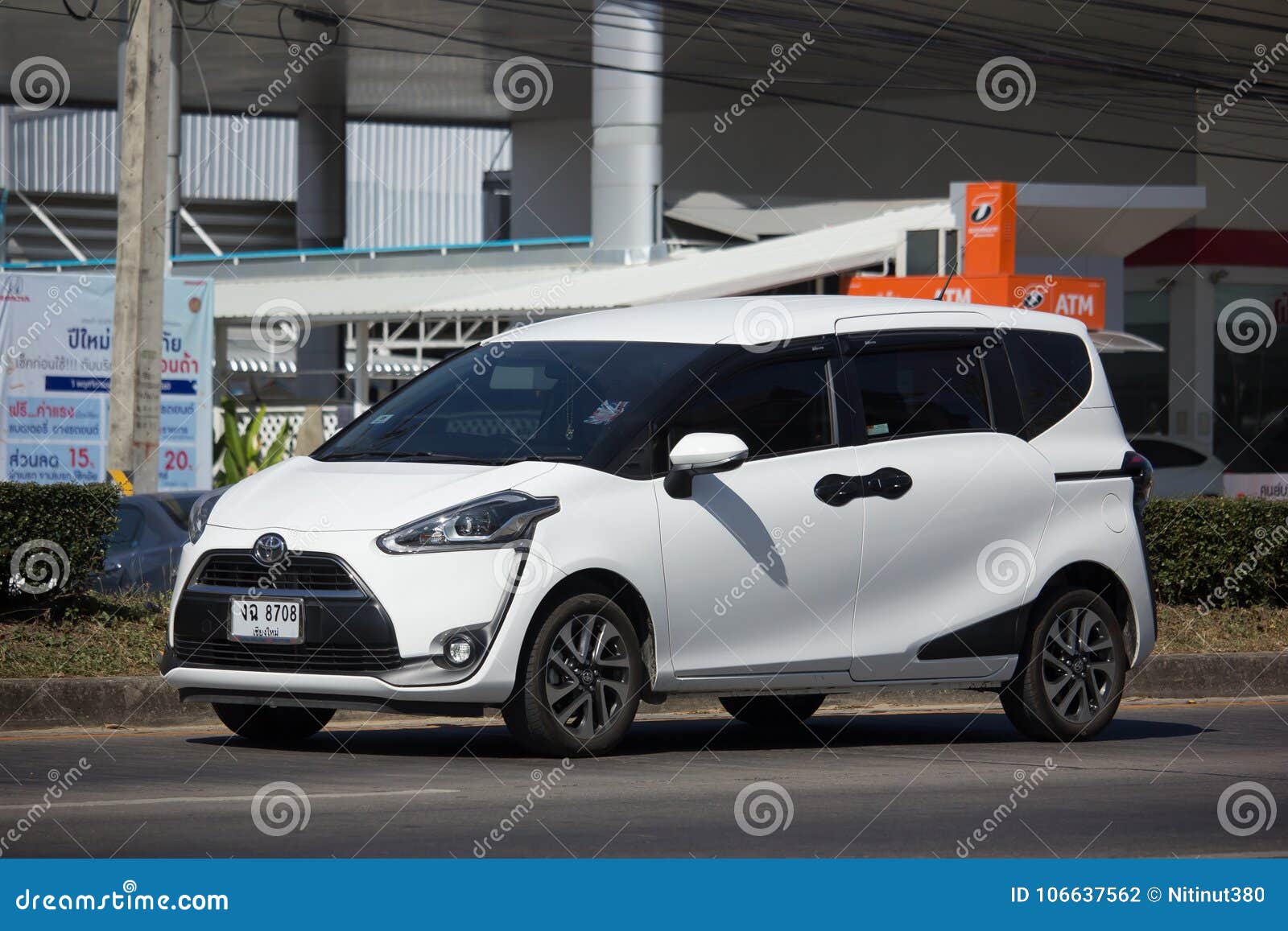 Toyota Sienta mini MPV Van fotografía editorial. Imagen de moderno ...