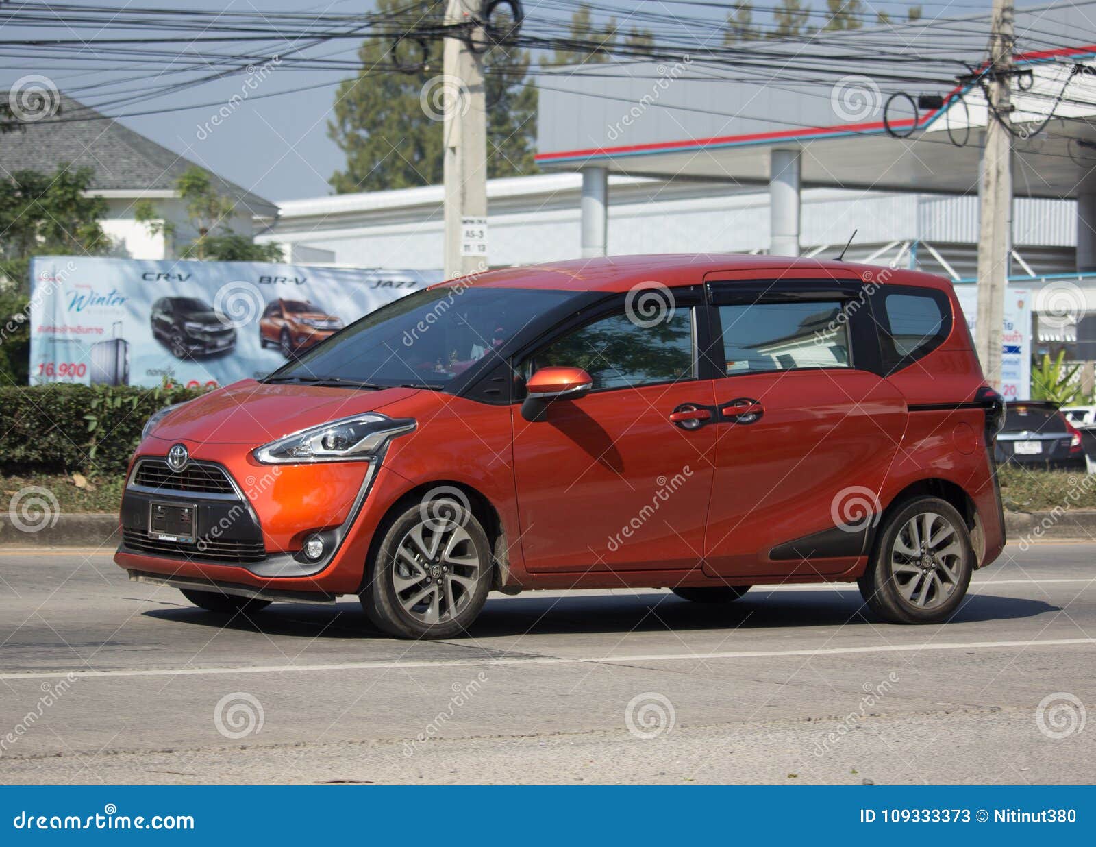 Toyota Sienta mini MPV Van foto de archivo editorial. Imagen de lujo ...