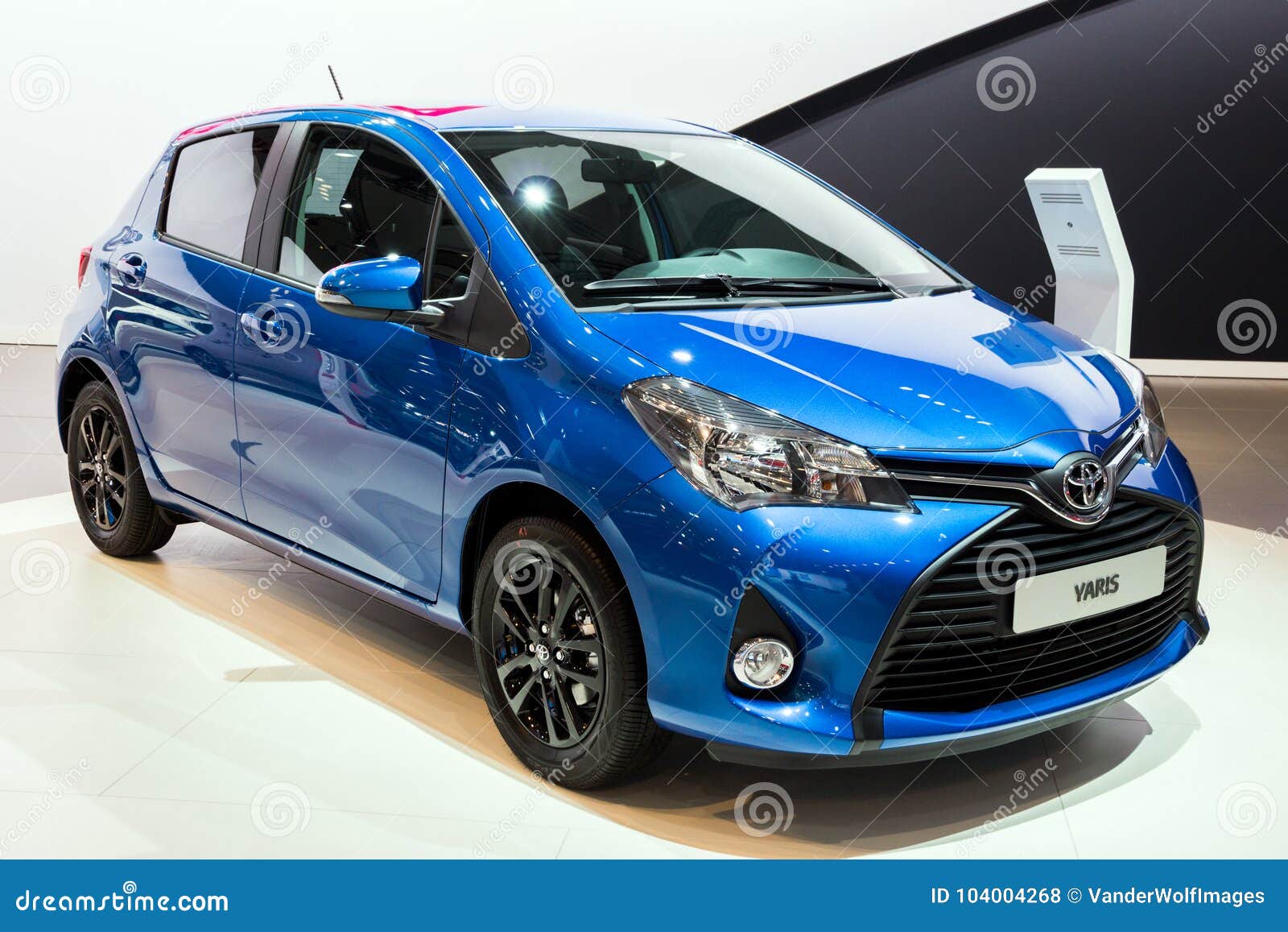 Toyota Yaris-Auto redaktionelles stockfoto. Bild von mode - 104004268