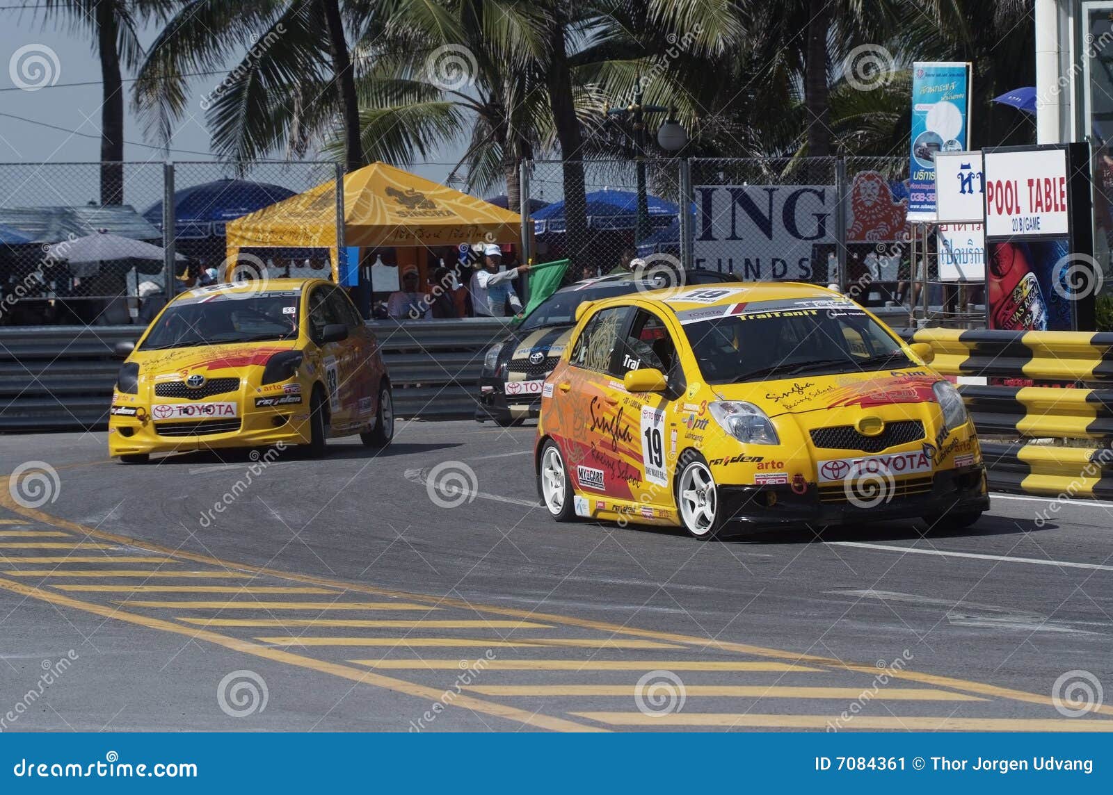 Toyota Yaris Uno Hace La Raza Foto editorial - Imagen de tailandia ...