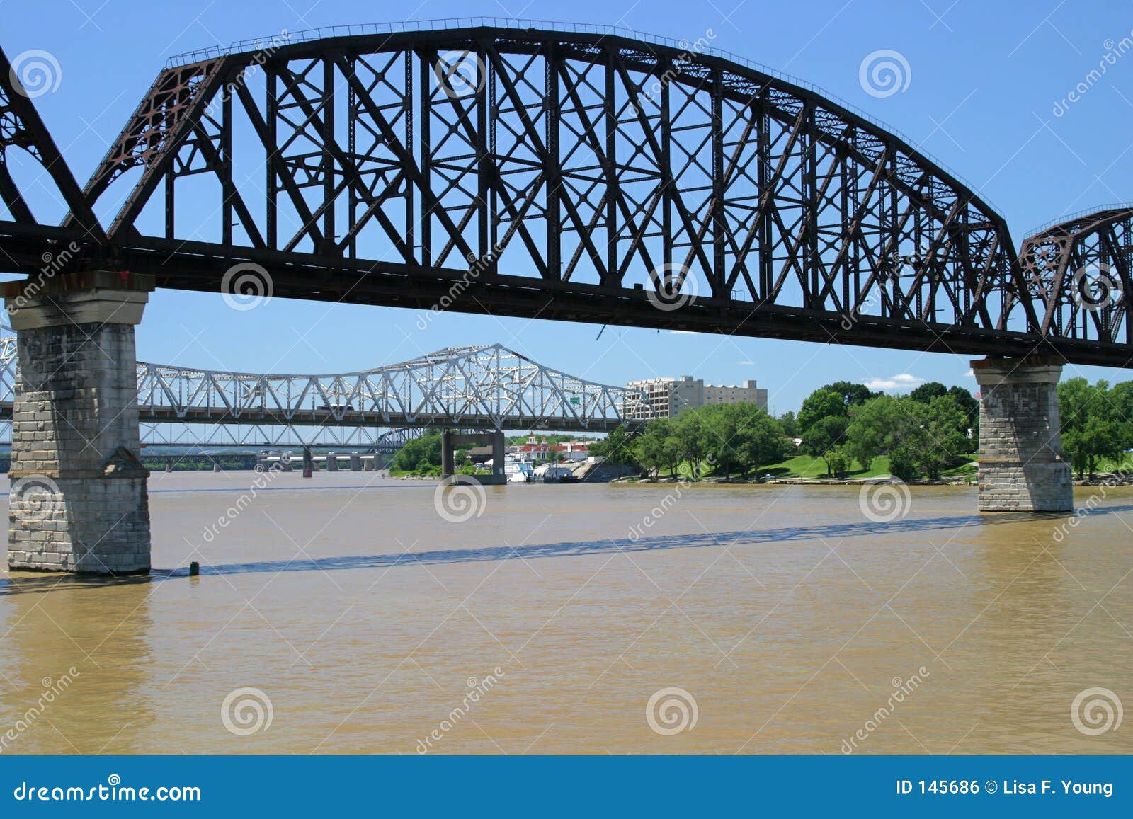 Três Pontes Que Medem O Rio De Ohio Foto de Stock - Imagem de ponte ...