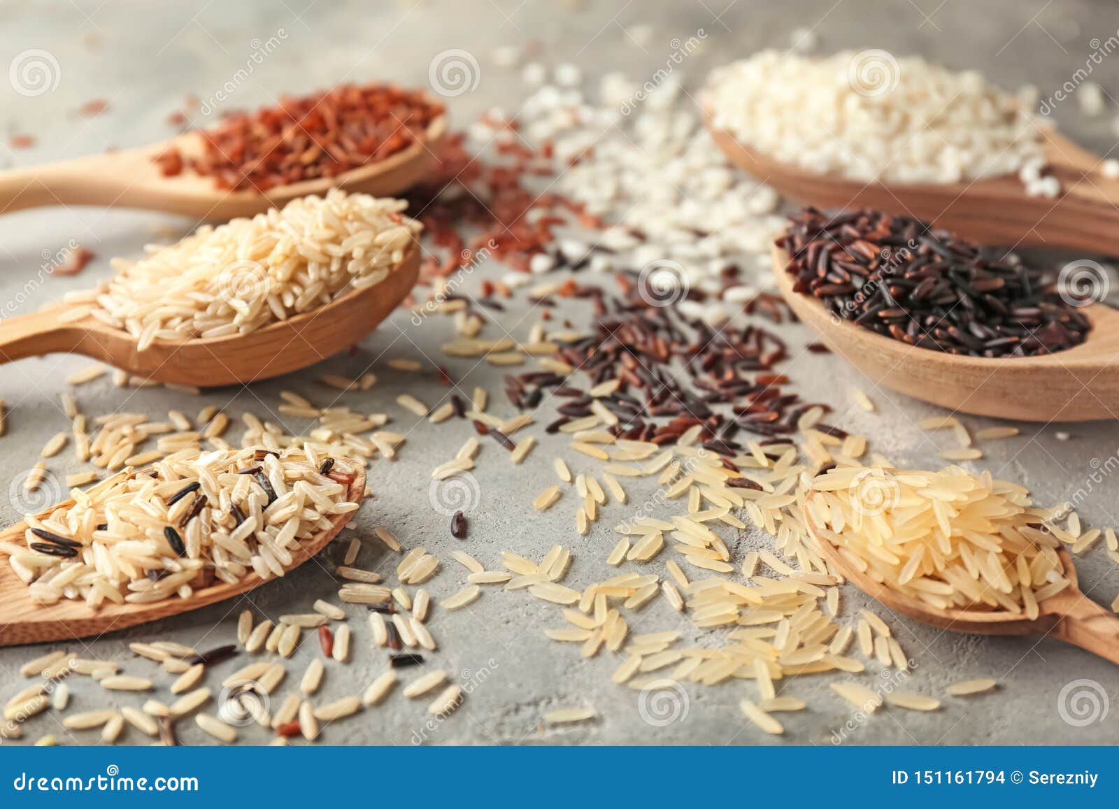 Tr?skedar Med Olika Typer Av Ris P? Tabellen Arkivfoto - Bild av skedar ...