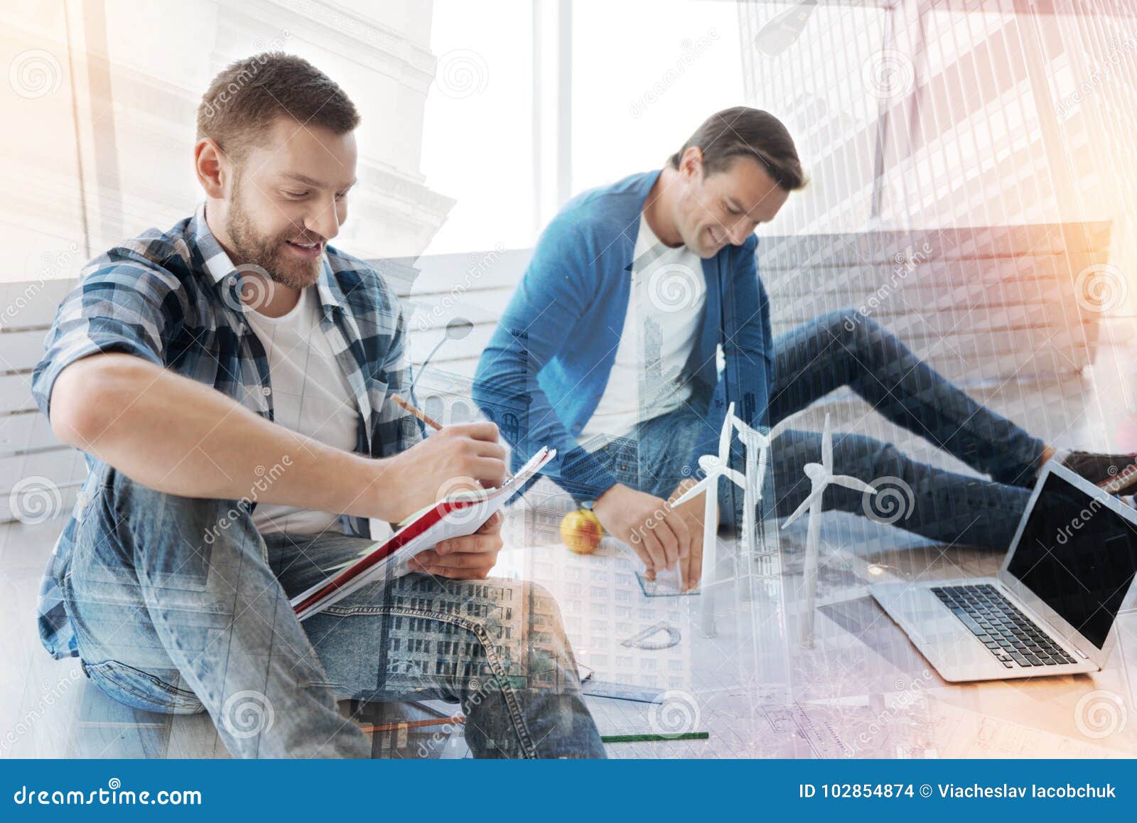 Trabajador Atento Que Hace Notas Importantes Foto de archivo - Imagen ...