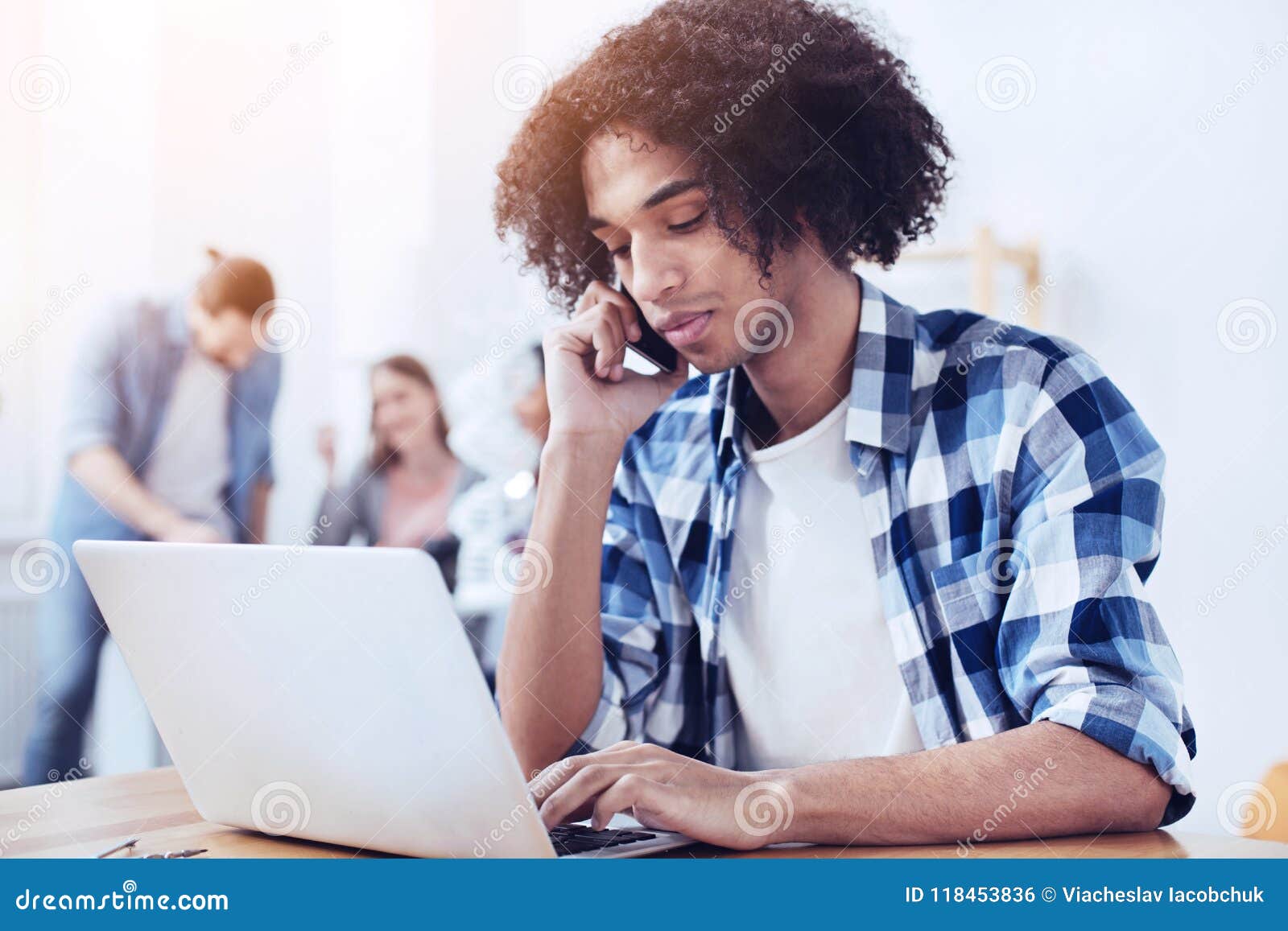 Trabajador Atento Que Tiene Llamada Importante Foto de archivo - Imagen ...