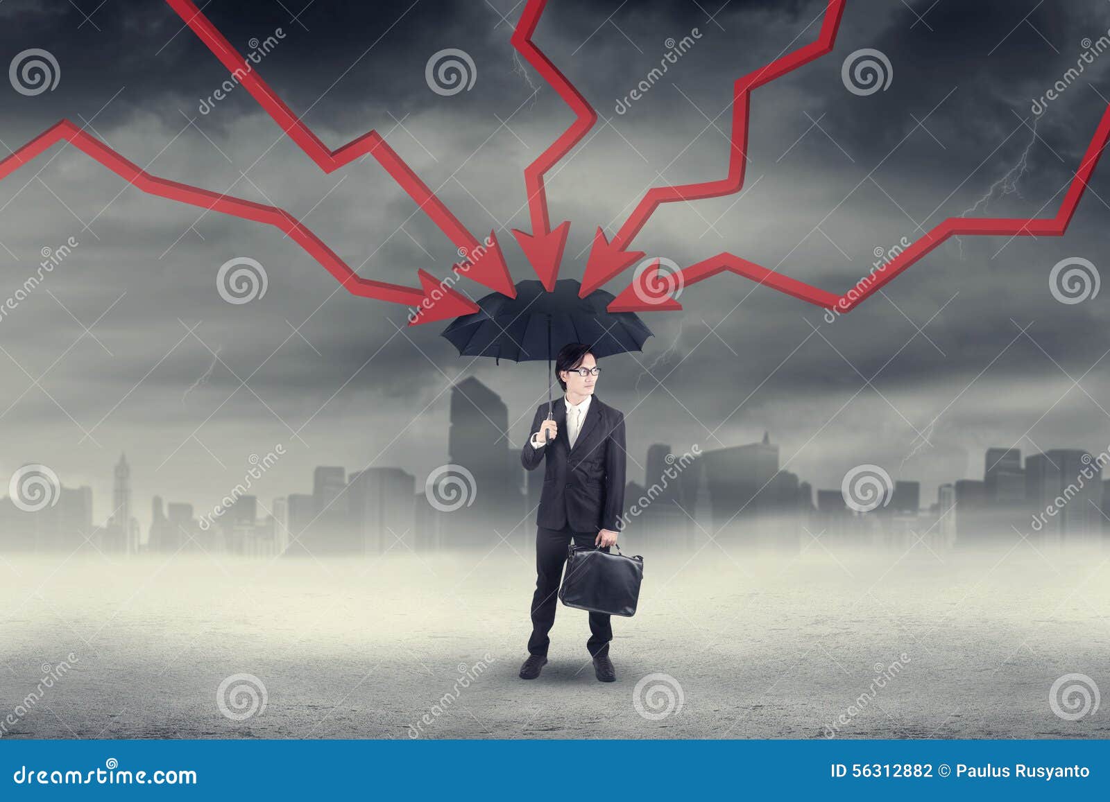 Trabajador Con El Paraguas Y Las Flechas Decrecientes Foto de archivo ...