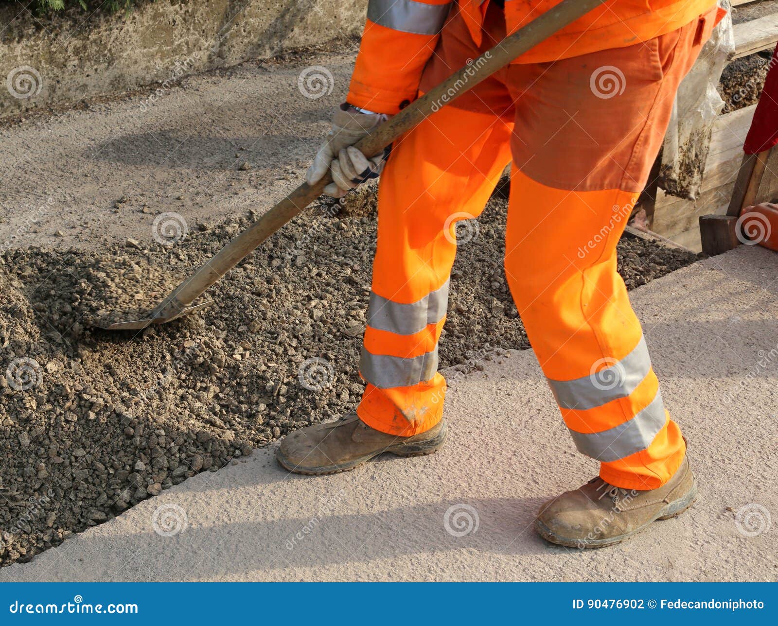 Trabajador Con La Pala Adyacente En El Foso En Las Obras Por Carretera Foto De Archivo Imagen