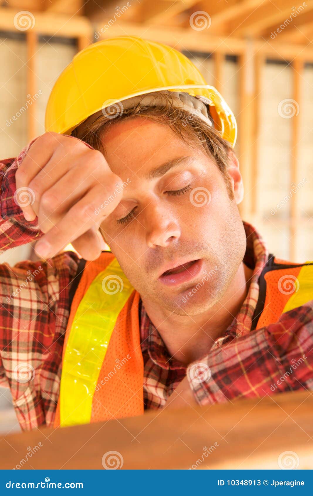 Trabajador De Construcción Cansado Imagen de archivo - Imagen de poste ...