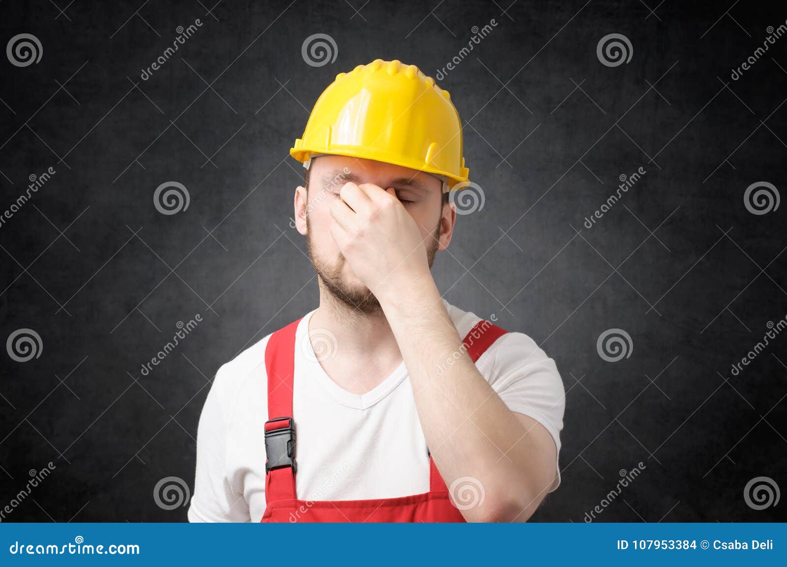 Trabajador De Construcción Cansado Foto de archivo - Imagen de rojo ...