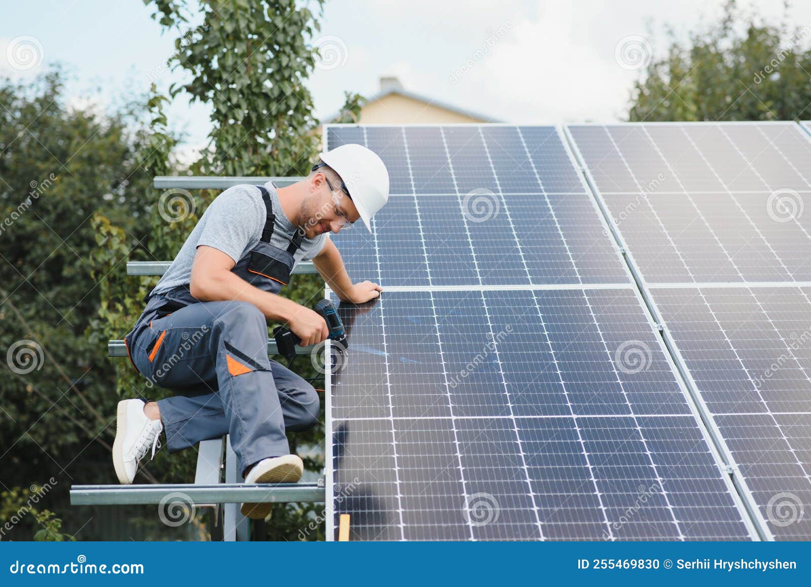 Trabajador Instalando Paneles Solares Al Aire Libre Foto de archivo ...