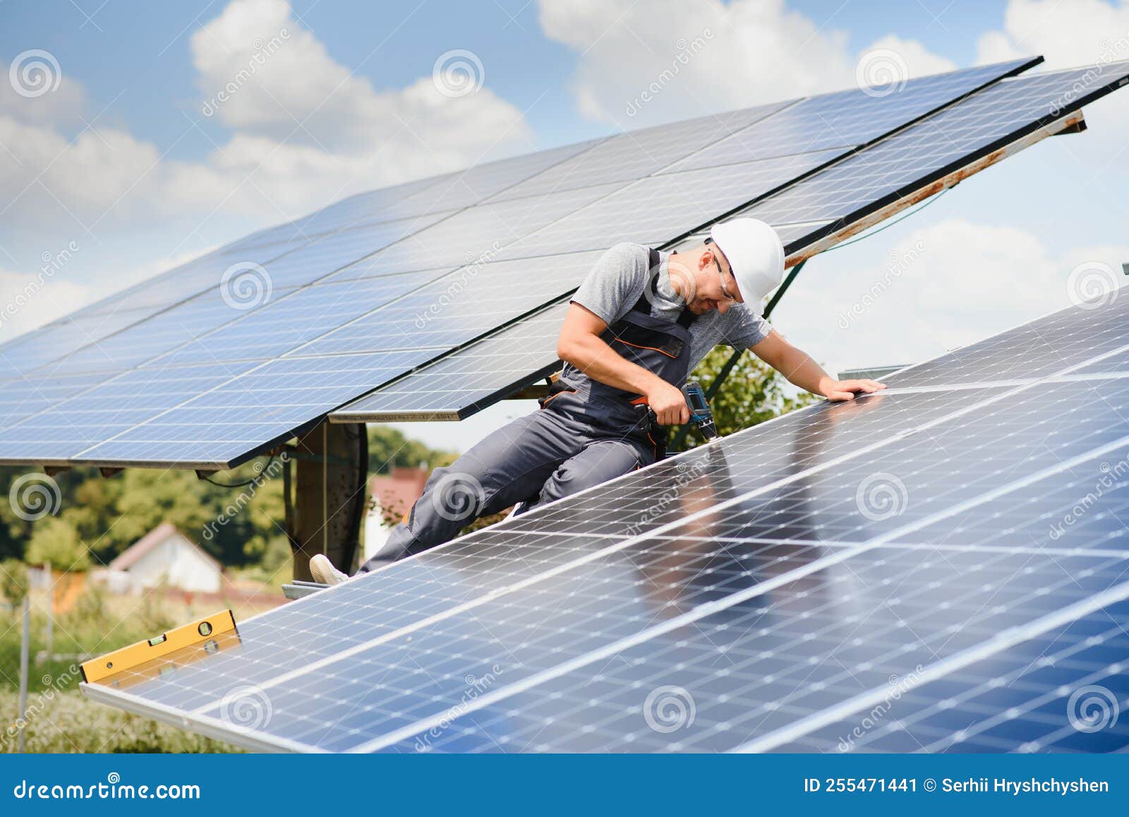 Trabajador Instalando Paneles Solares Al Aire Libre Imagen de archivo ...