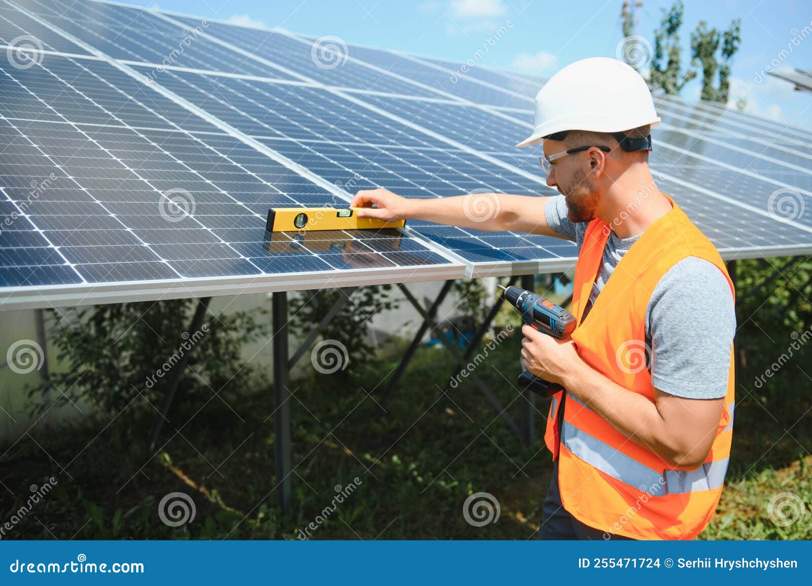 Trabajador Instalando Paneles Solares Al Aire Libre Foto de archivo ...