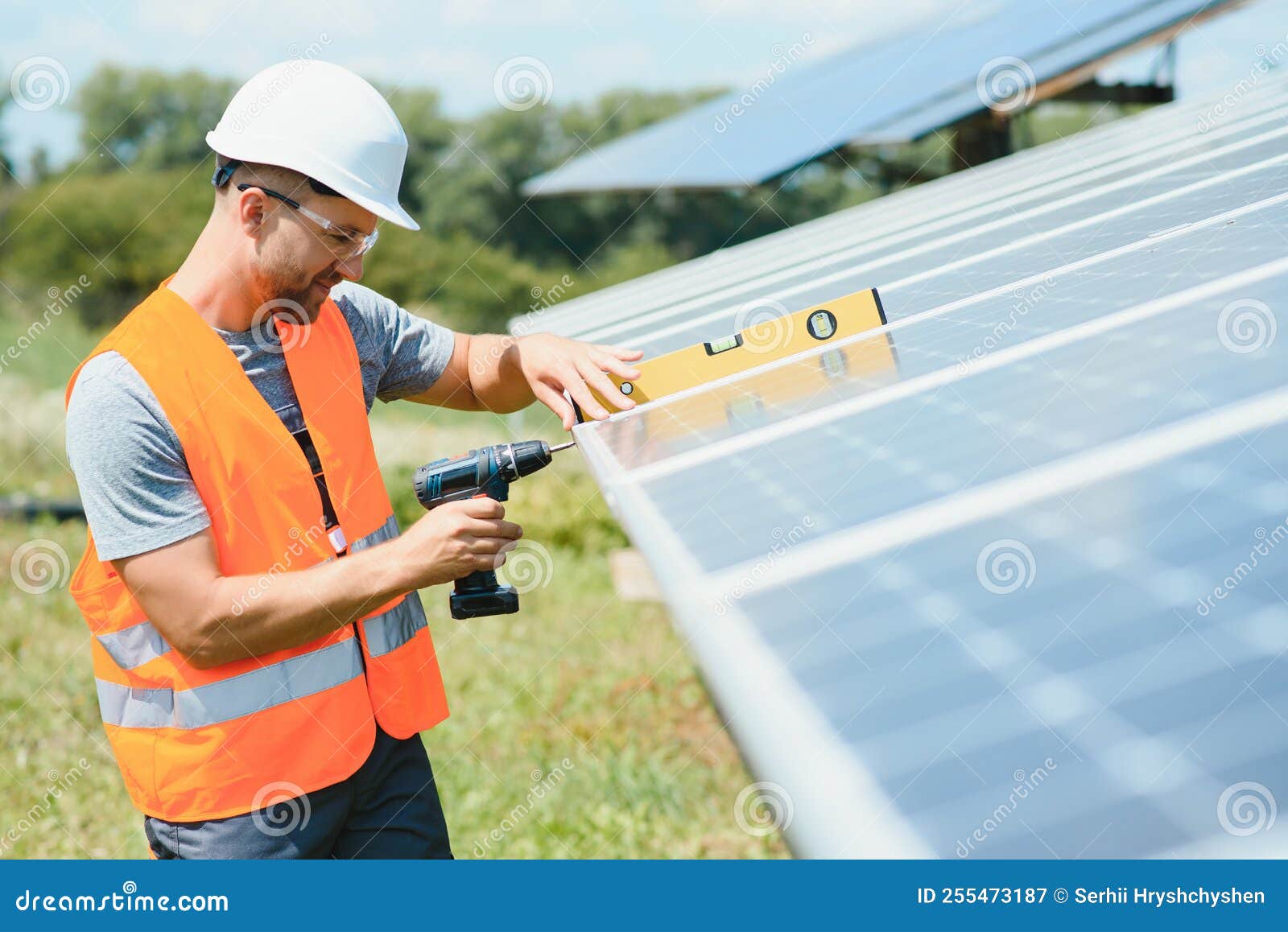 Trabajador Instalando Paneles Solares Al Aire Libre Imagen de archivo ...