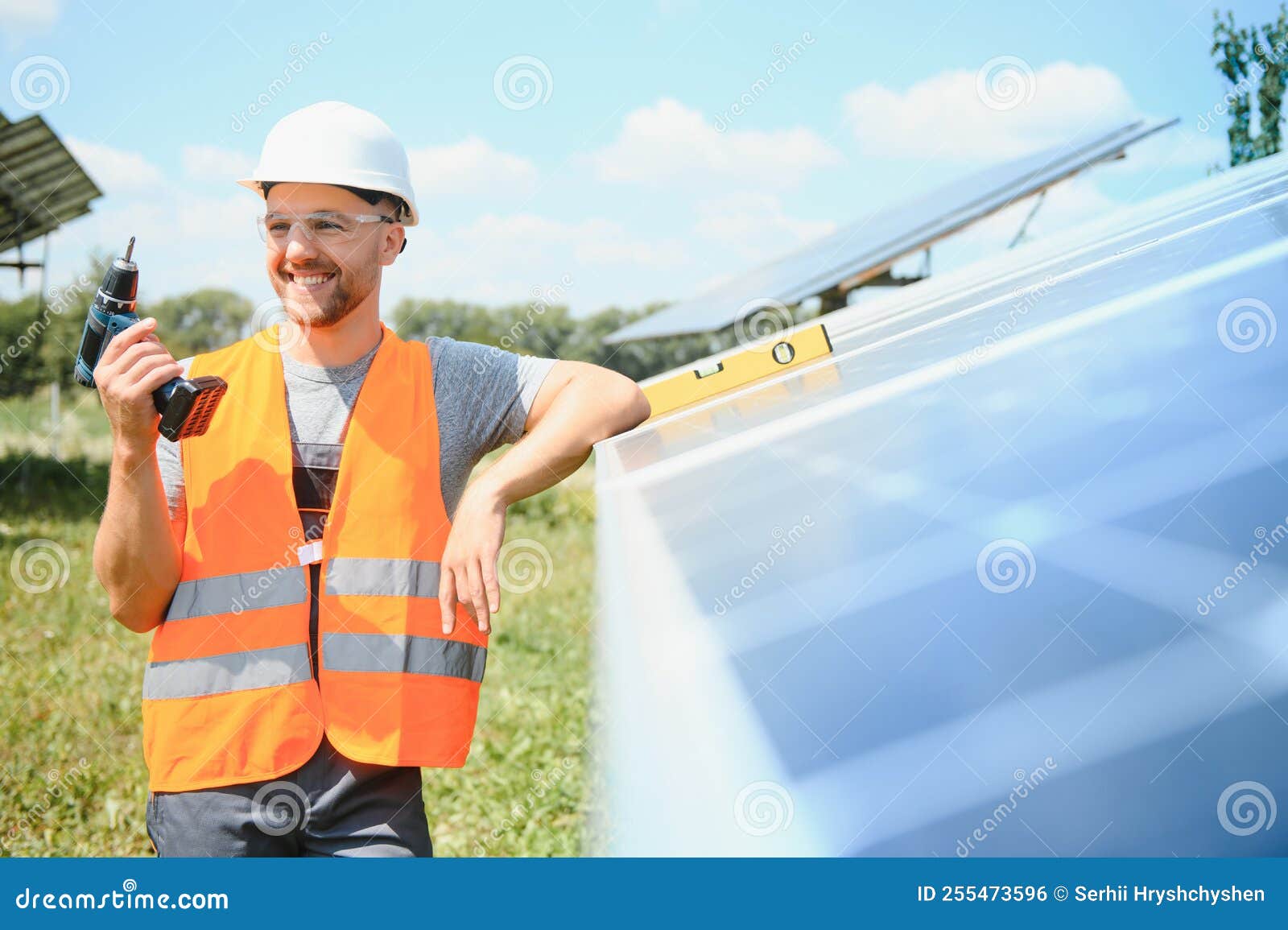 Trabajador Instalando Paneles Solares Al Aire Libre Foto de archivo ...