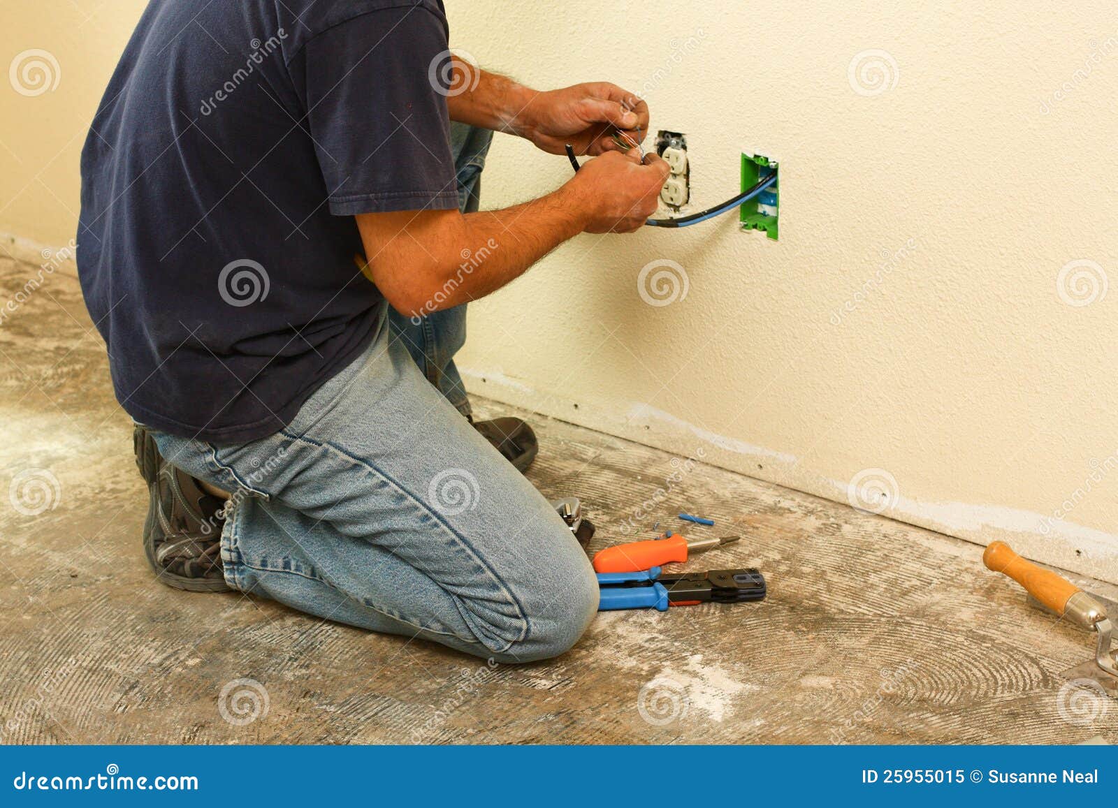 Trabajador Que Instala El Cable Dentro De La Pared Imagen de archivo ...