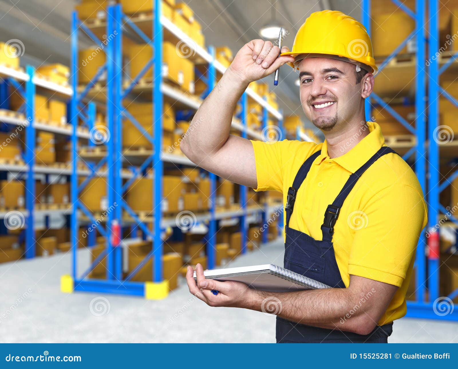 Trabajador Sonriente En Almacén Imagen de archivo - Imagen de paleta ...