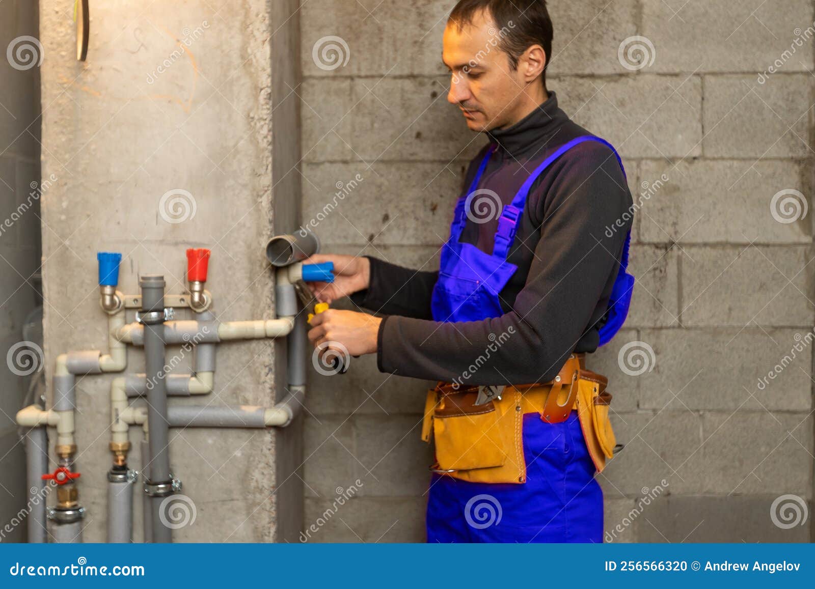 Trabajador Y Constructor Profesional Con Herramientas Foto de archivo ...