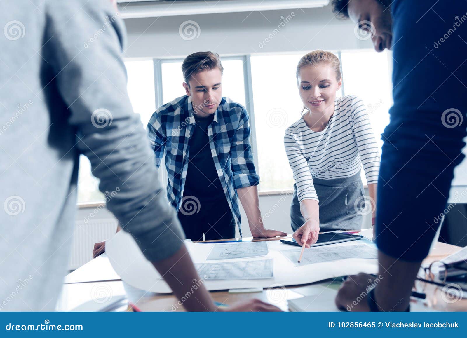 Trabajadores Competentes Que Comprueban Su Bosquejo Imagen de archivo ...