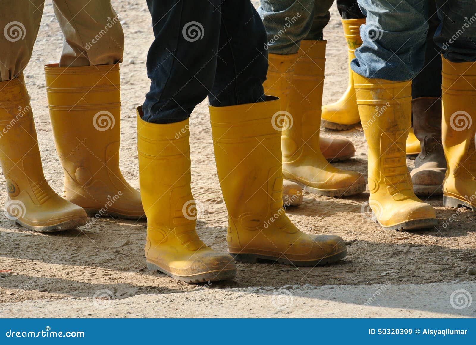 Trabajadores De Construcción En Botas Imagen de archivo - Imagen de ...