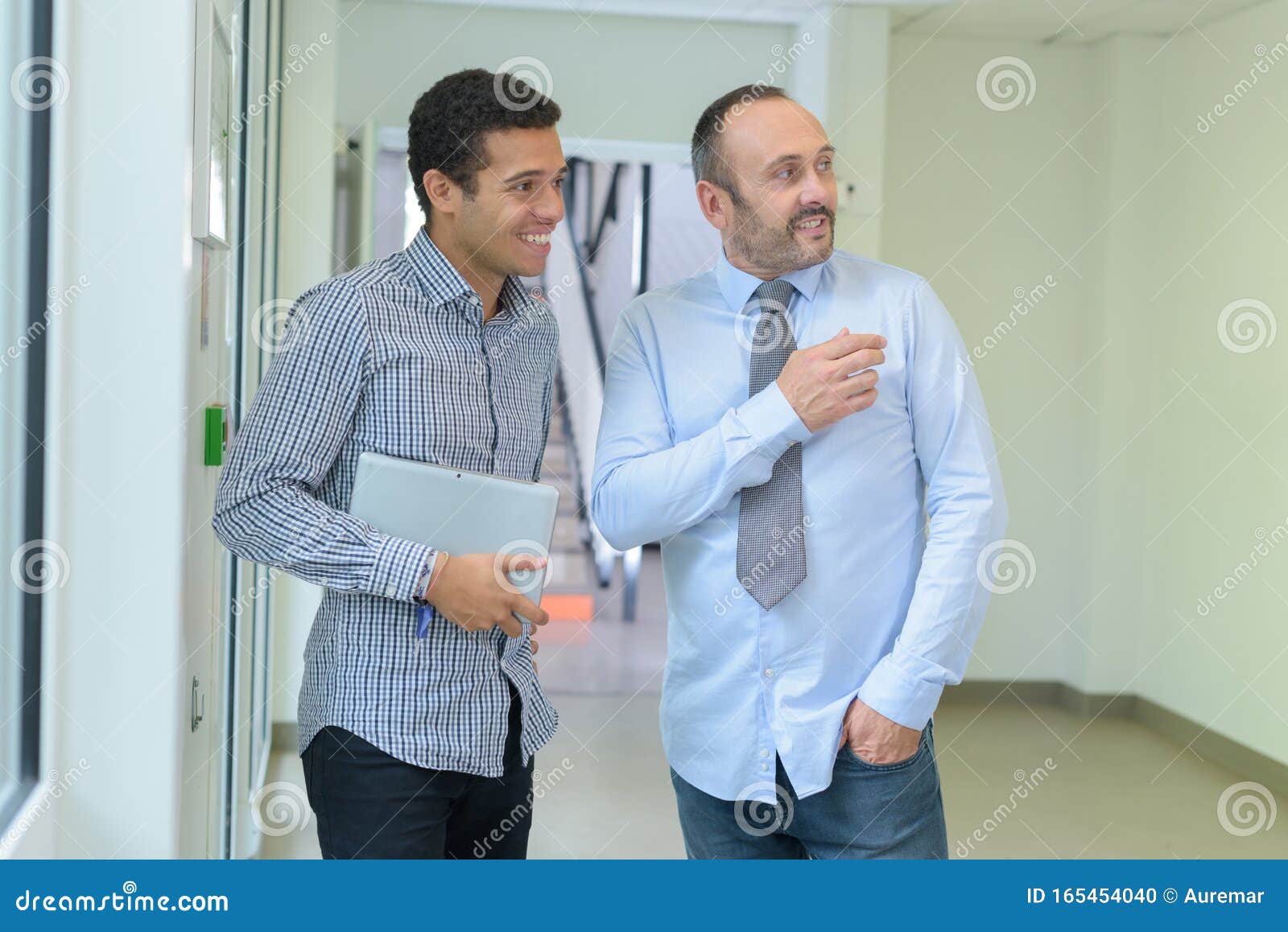 Trabajadores Hablando En El Edificio De Oficinas Del Pasillo Foto de ...