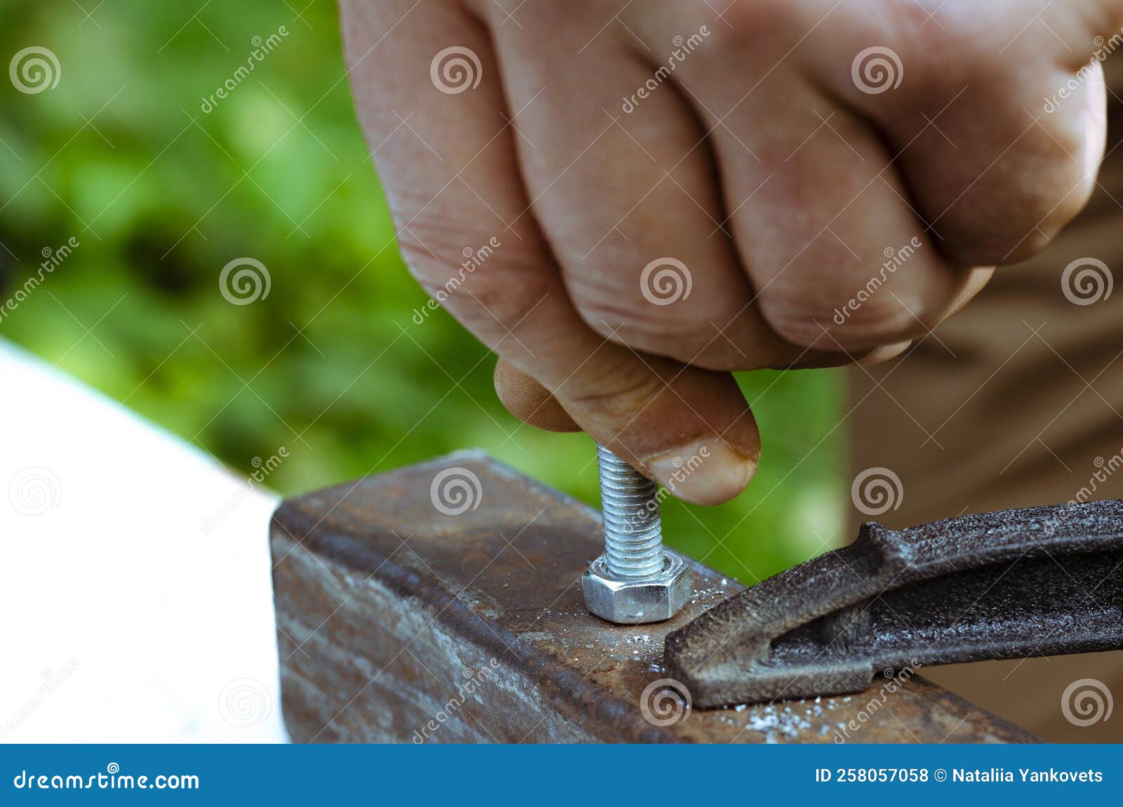 Trabajar Con Metal. Una Mano De Hombre Le Clava Un Tornillo a Una ... Trabajar Con Metal. Una Mano De Hombre Le Clava Un Tornillo a Una ...