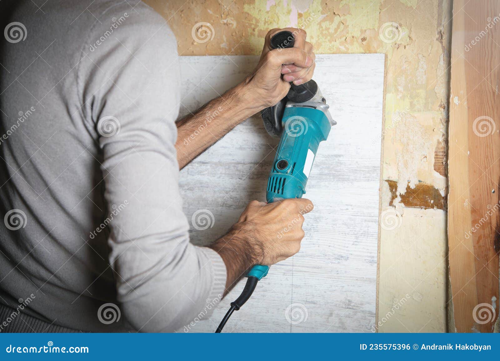 Trabajar Con Una Sierra Circular Cortando Tablas De Madera Foto de ...