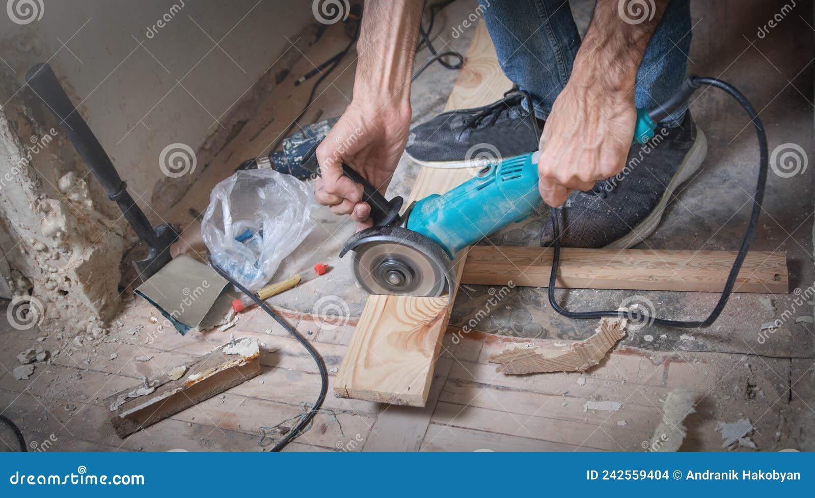 Trabajar Con Una Sierra Circular Cortando Tablas De Madera Foto de ...