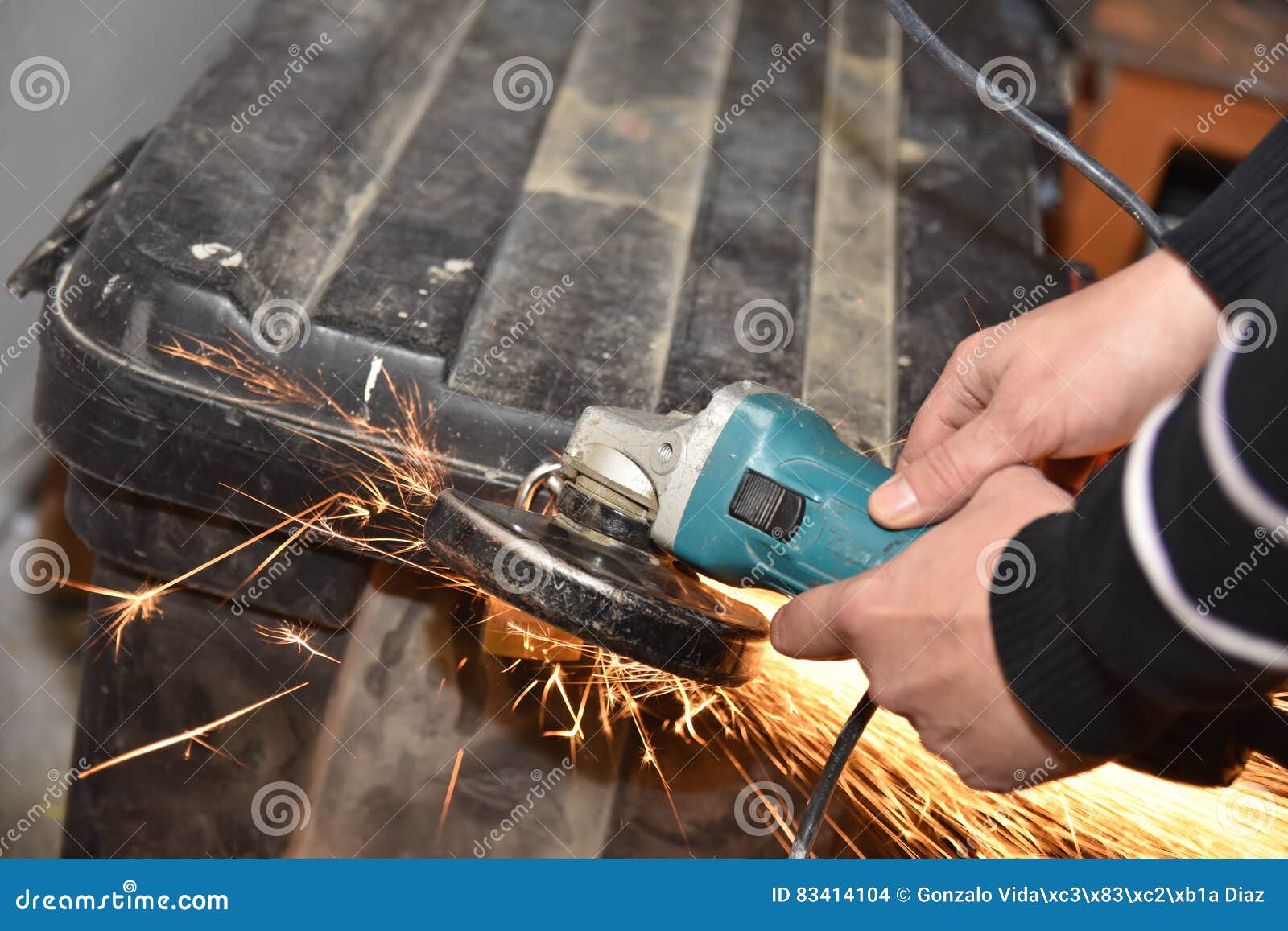Trabajo Con La Parte Radial Foto de archivo - Imagen de corte, cortador ...