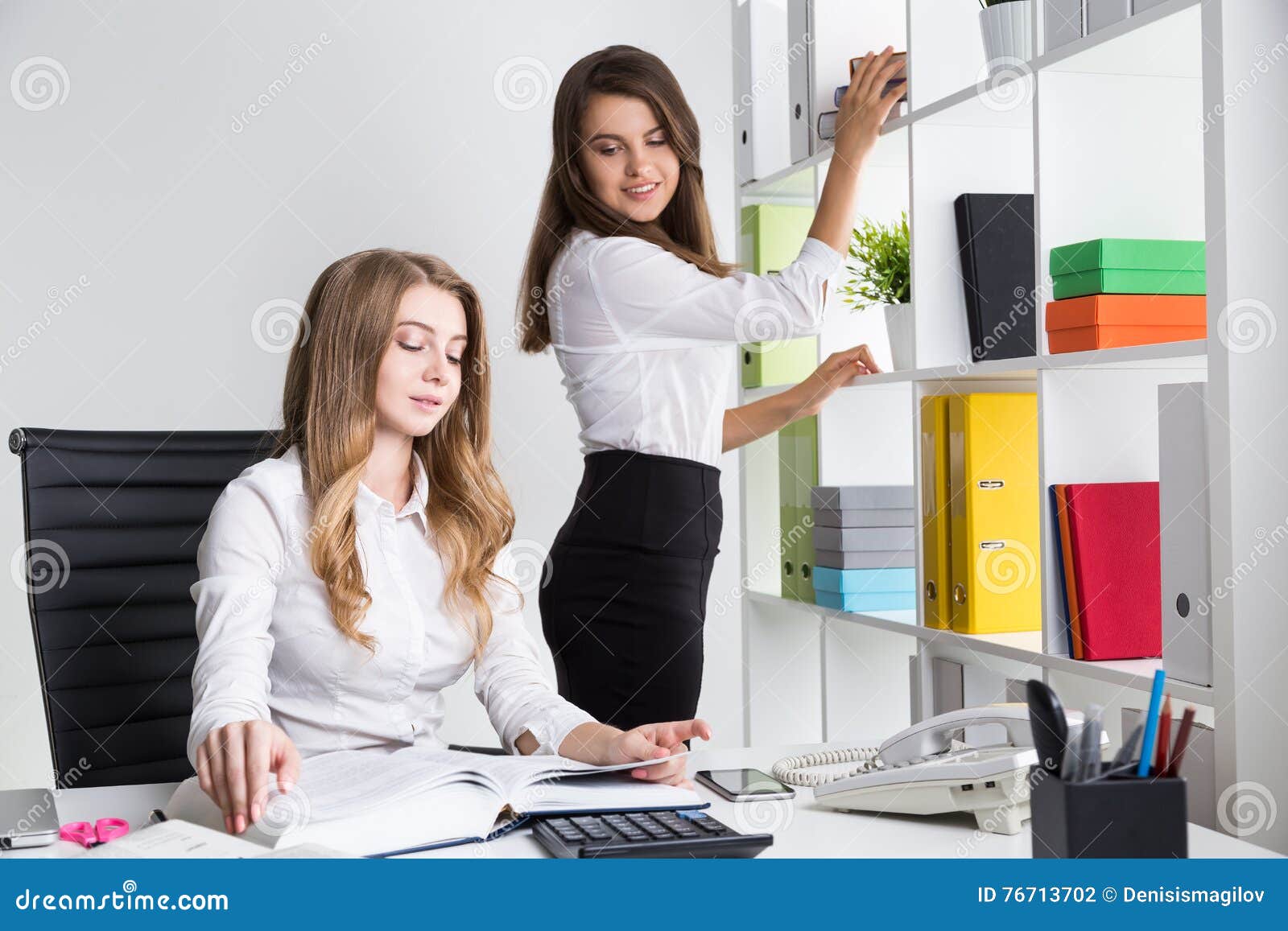 Trabajo de las secretarias foto de archivo. Imagen de empleado - 76713702
