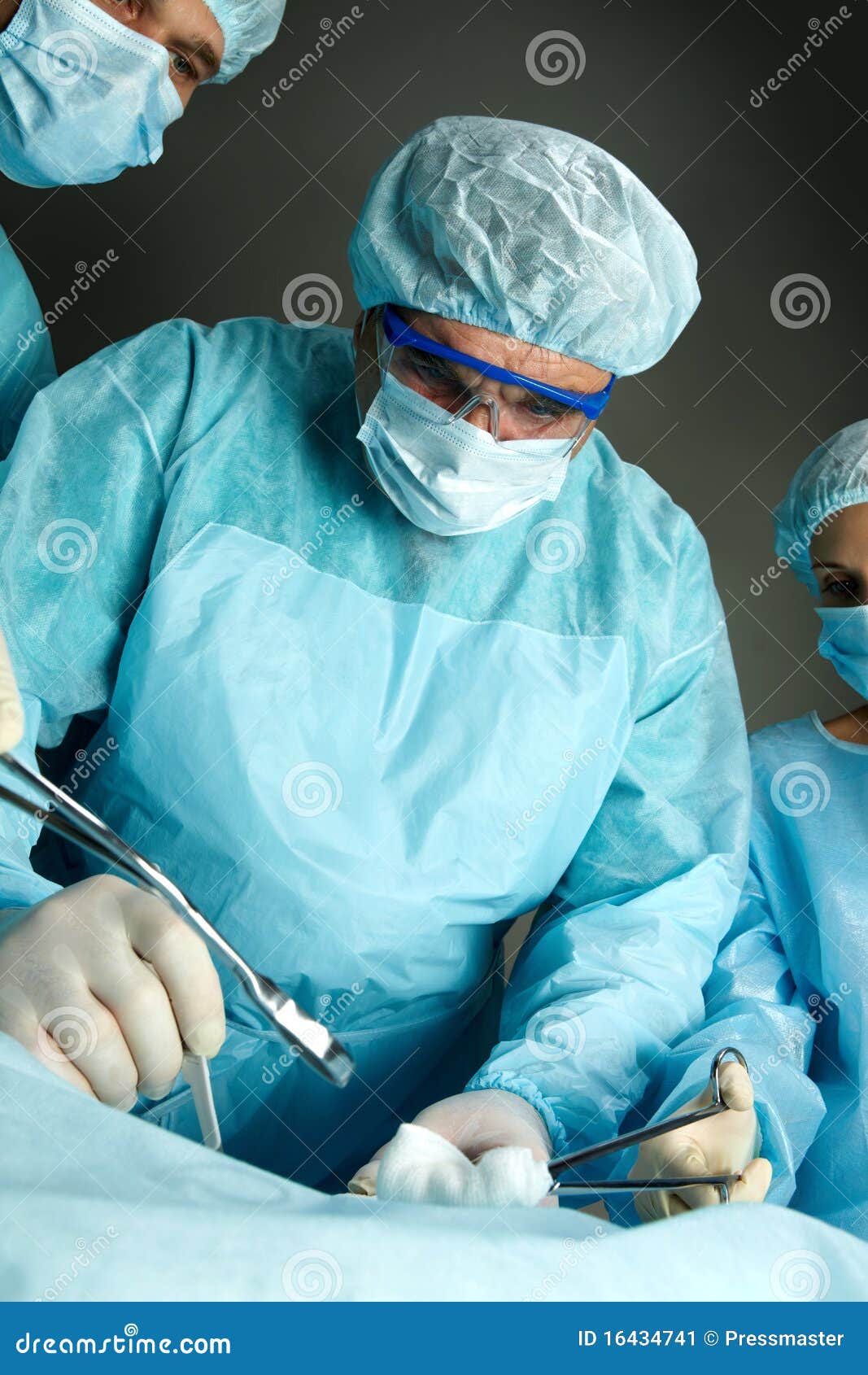Trabajo de los cirujanos imagen de archivo. Imagen de médico - 16434741