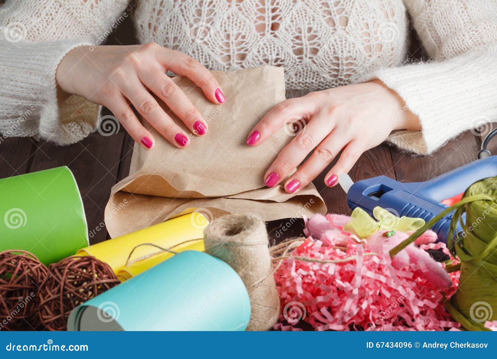 Trabajo Del Papercraft De La Mujer Foto de archivo - Imagen de material ...