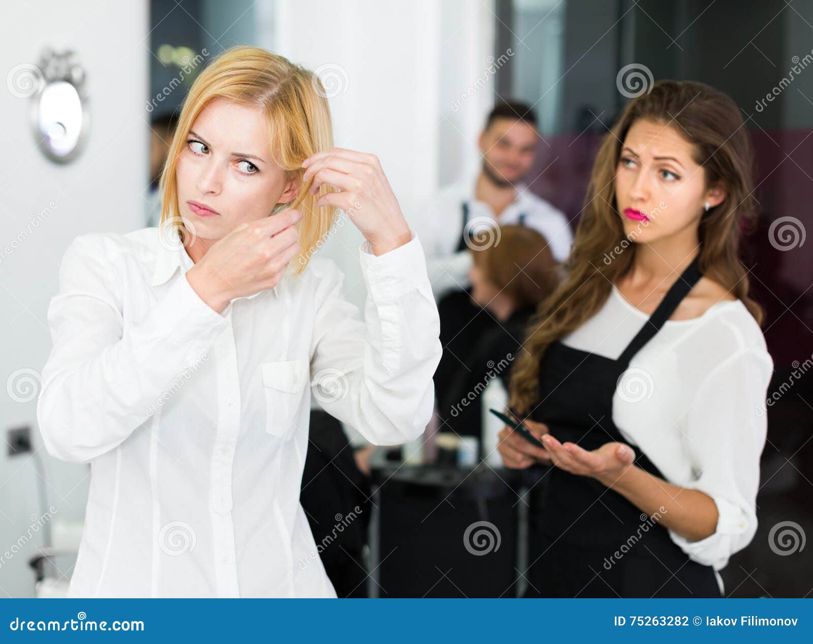 Trabajo Descontento Cliente Del Peluquero Foto de archivo - Imagen de ...