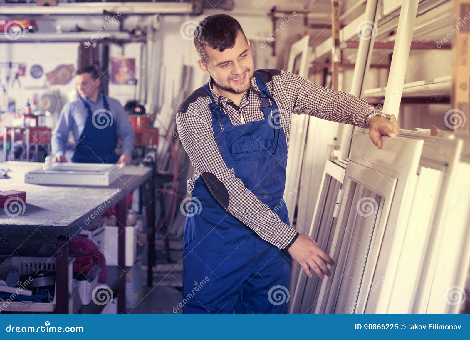 Trabajos Con Perfiles Acabados Del PVC Imagen de archivo - Imagen de ...