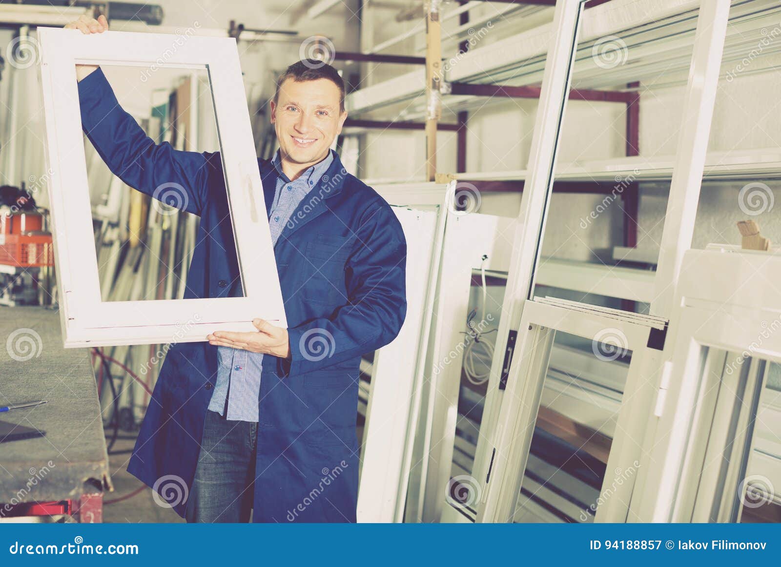 Trabajos Con Perfiles Acabados Del PVC Imagen de archivo - Imagen de ...