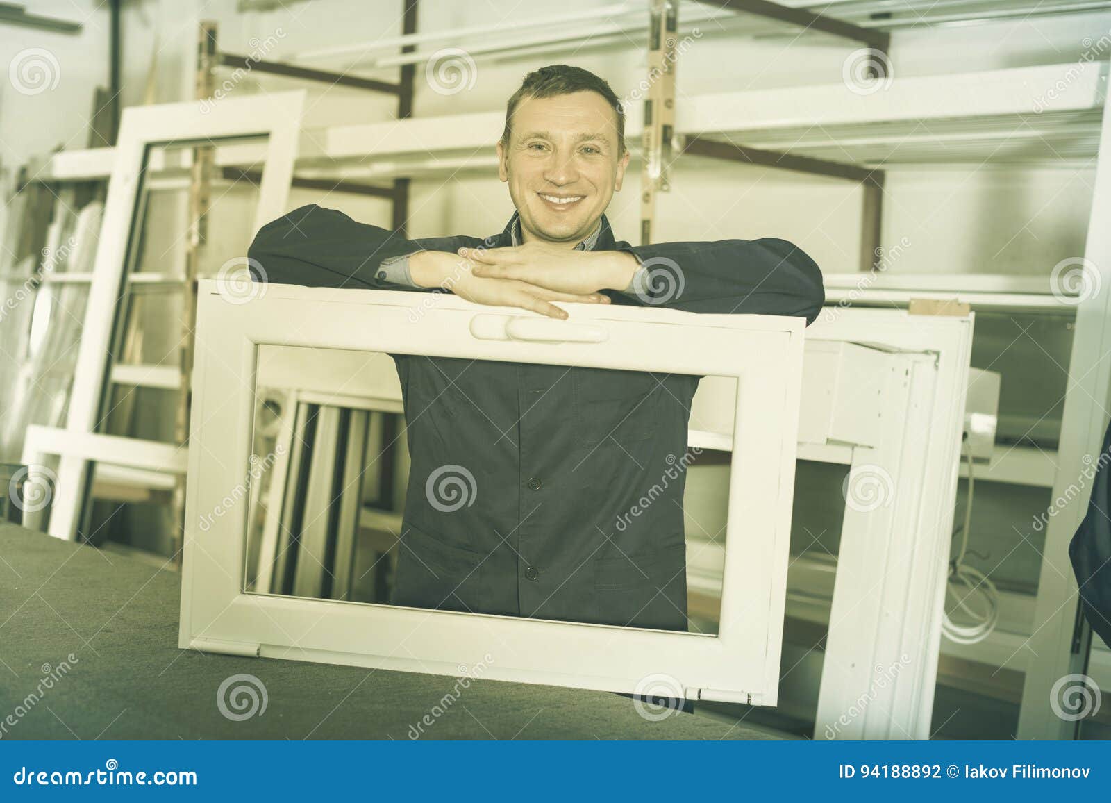 Trabajos Con Perfiles Acabados Del PVC Foto de archivo - Imagen de ...