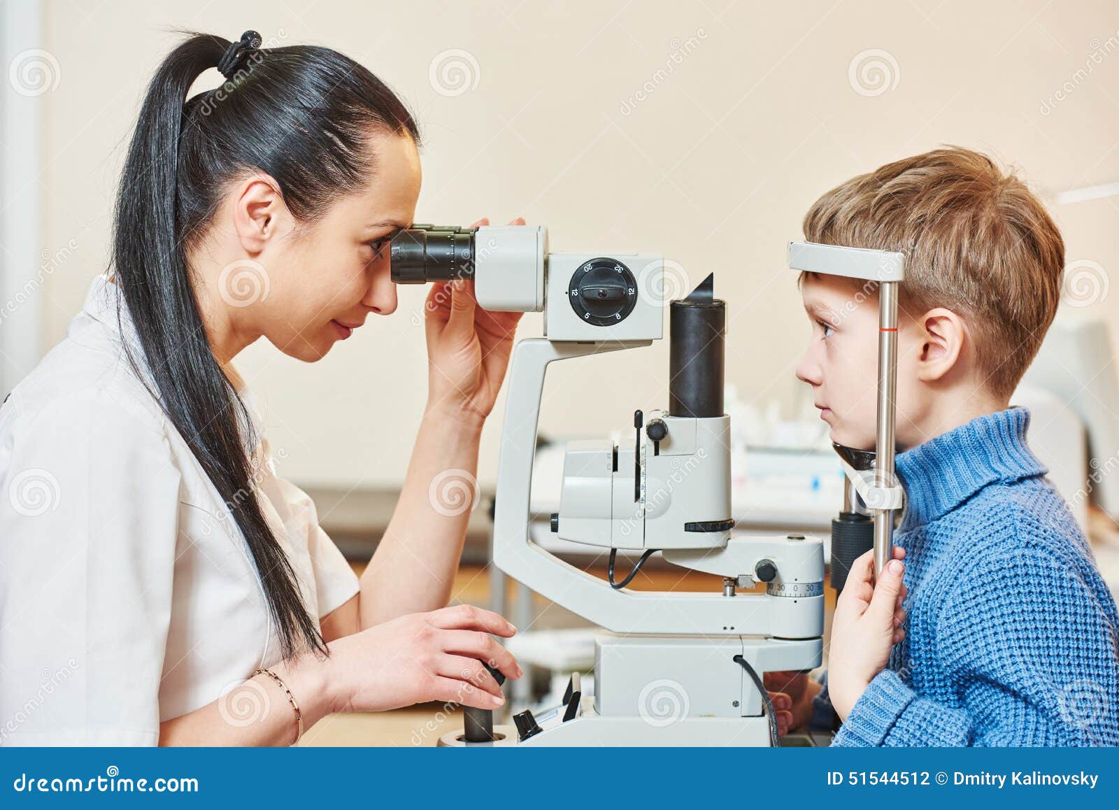 Trabalhador Do Oftalmologista Ou Do Optometrista Foto de Stock - Imagem ...