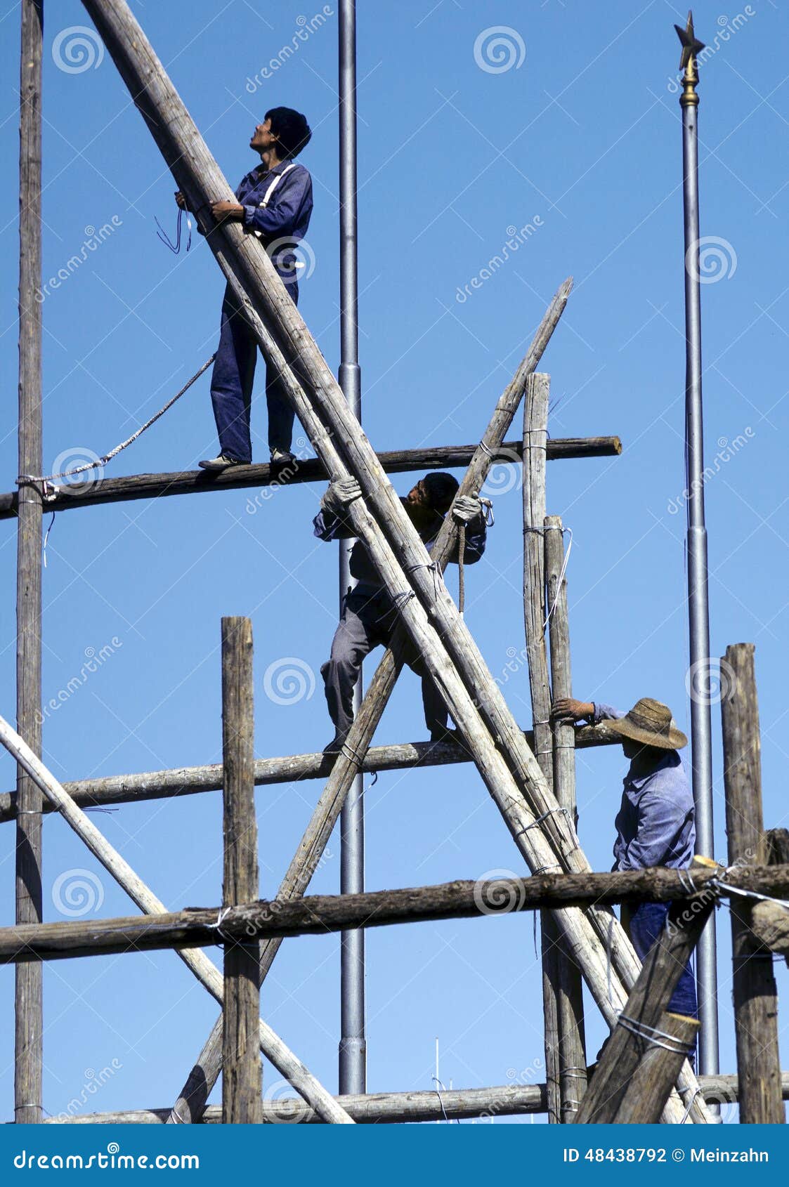Trabalhador Em Um Andaime De Bambu Fotografia Editorial - Imagem de ...
