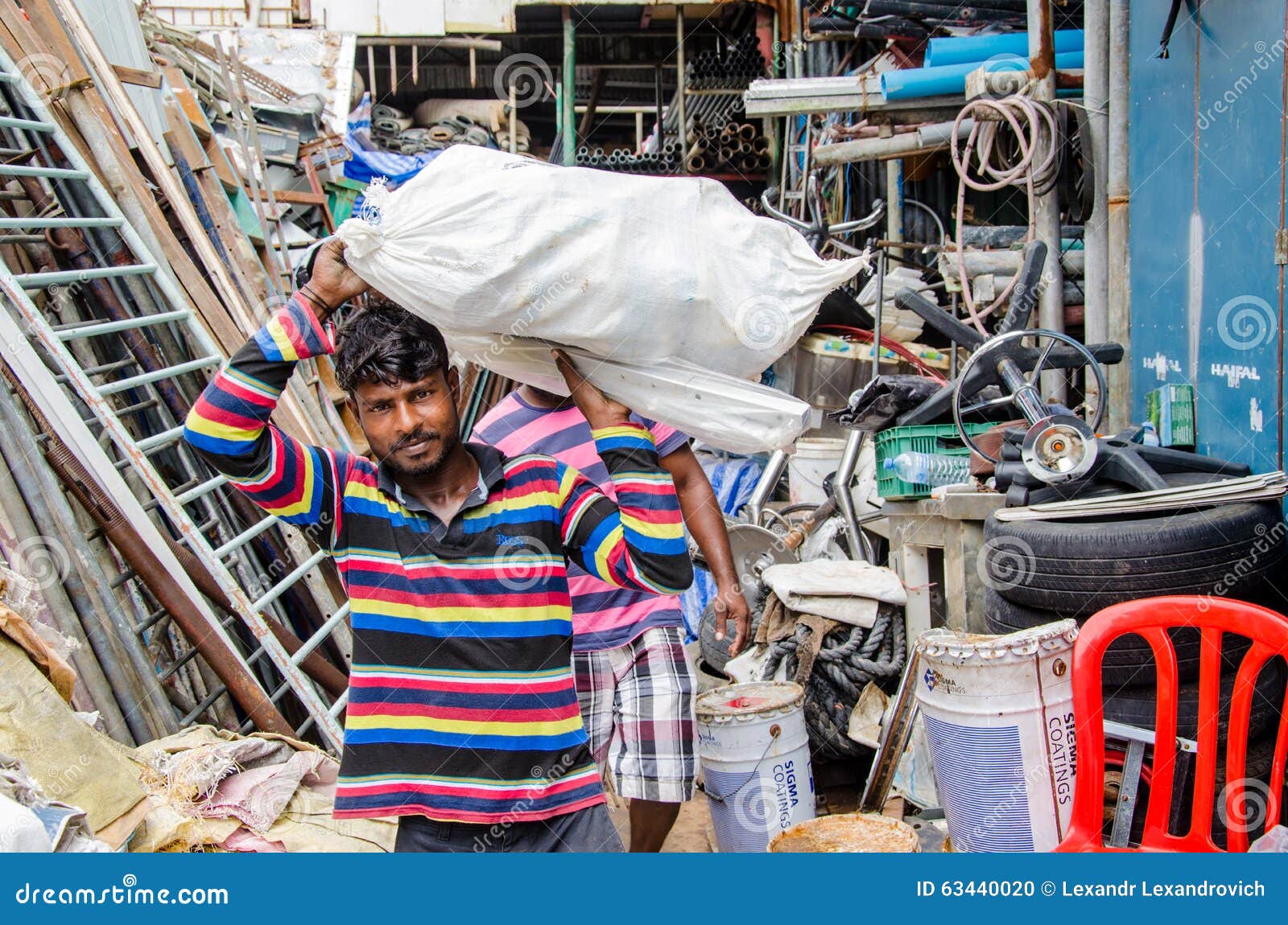 Trabalhador Que Leva Um Saco Imagem Editorial - Imagem de trabalhador ...